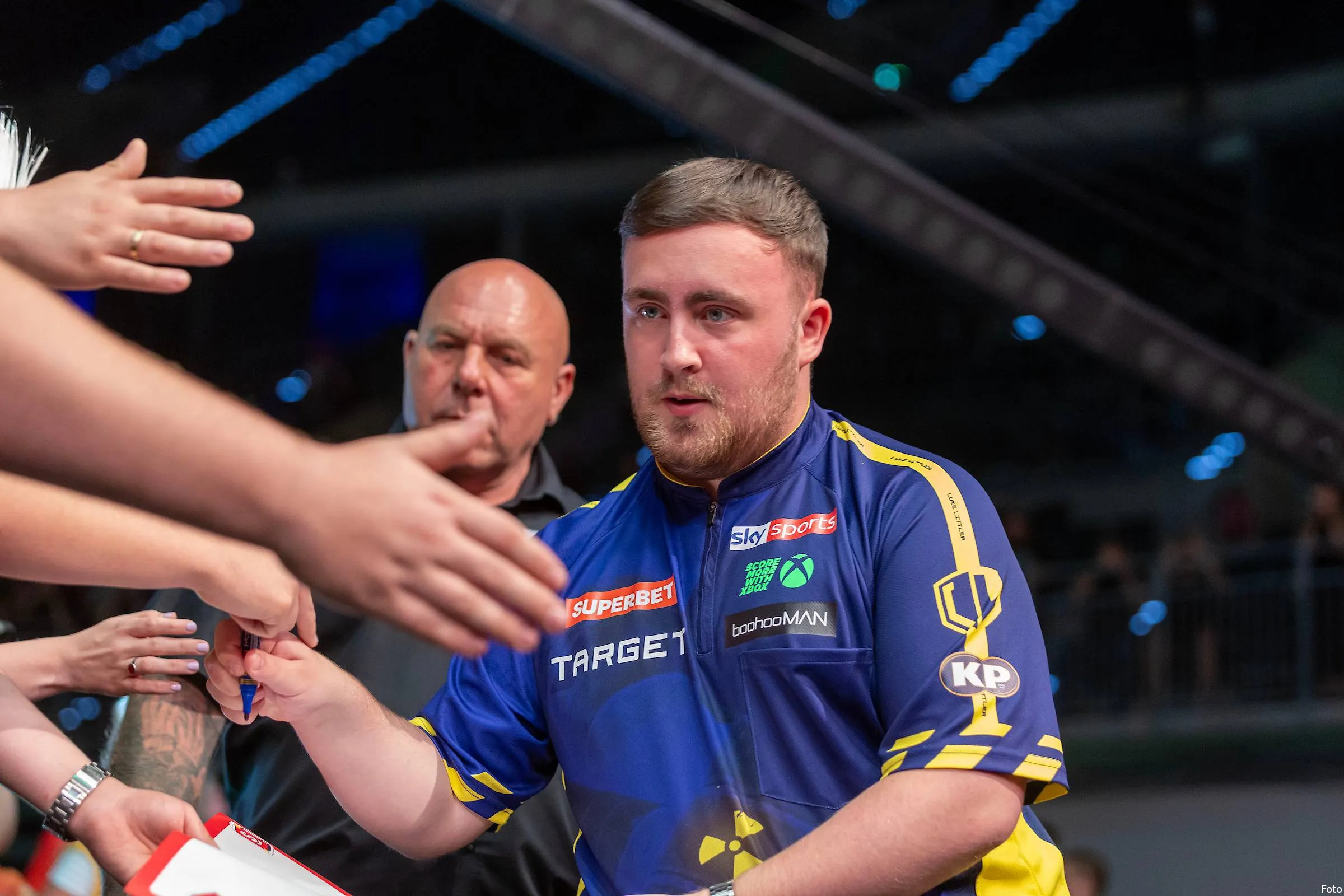 Littler en Aspinall worstelen zich naar kwartfinales, Ratajski verrast ...