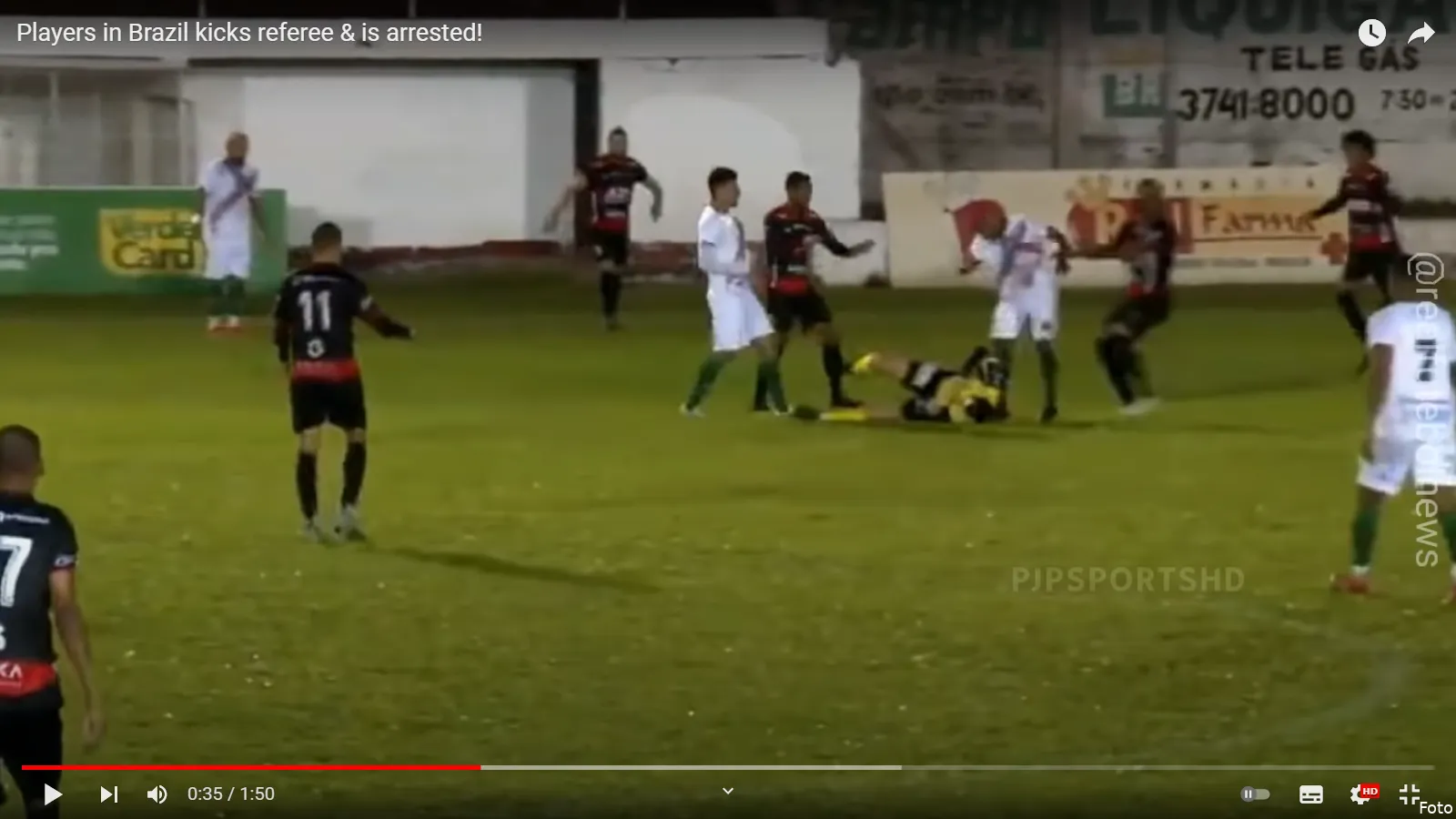 Braziliaanse voetballer draait volledig door en trapt scheidsrechter ...