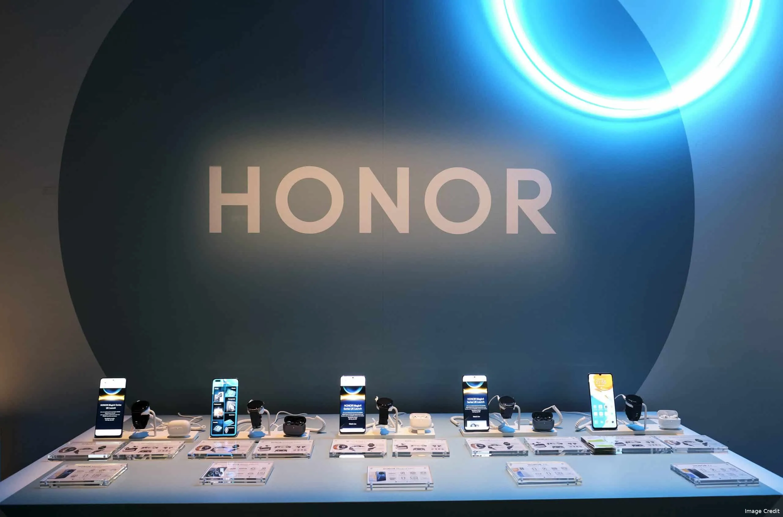 HONOR unveils Advanced AI tools and launches HONOR 400 Lite
