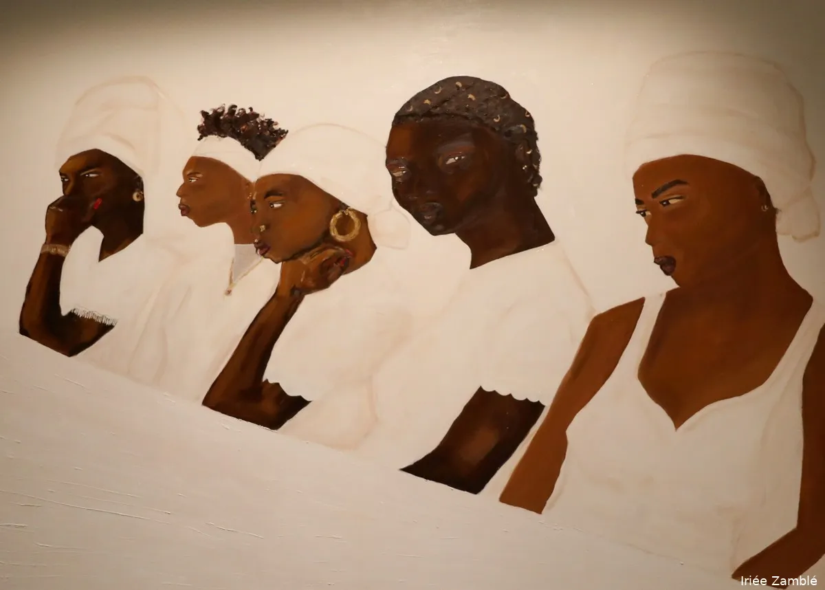 Vrouwen in de Schutterszaal van het Frans Hals Museum