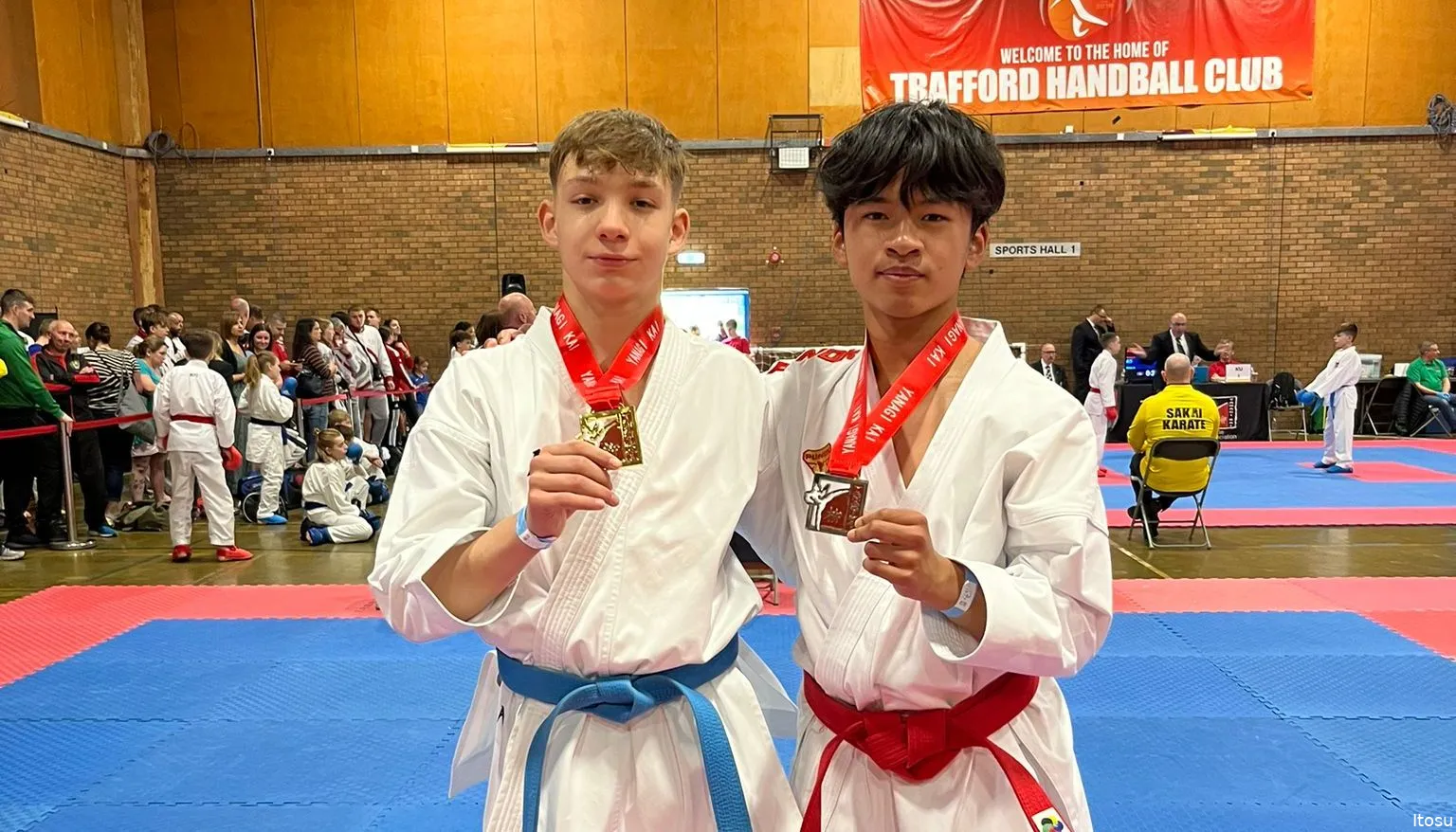 Zilver voor karateka Benaya Bagdja van Karate-do Academie Itosu tijdens ...