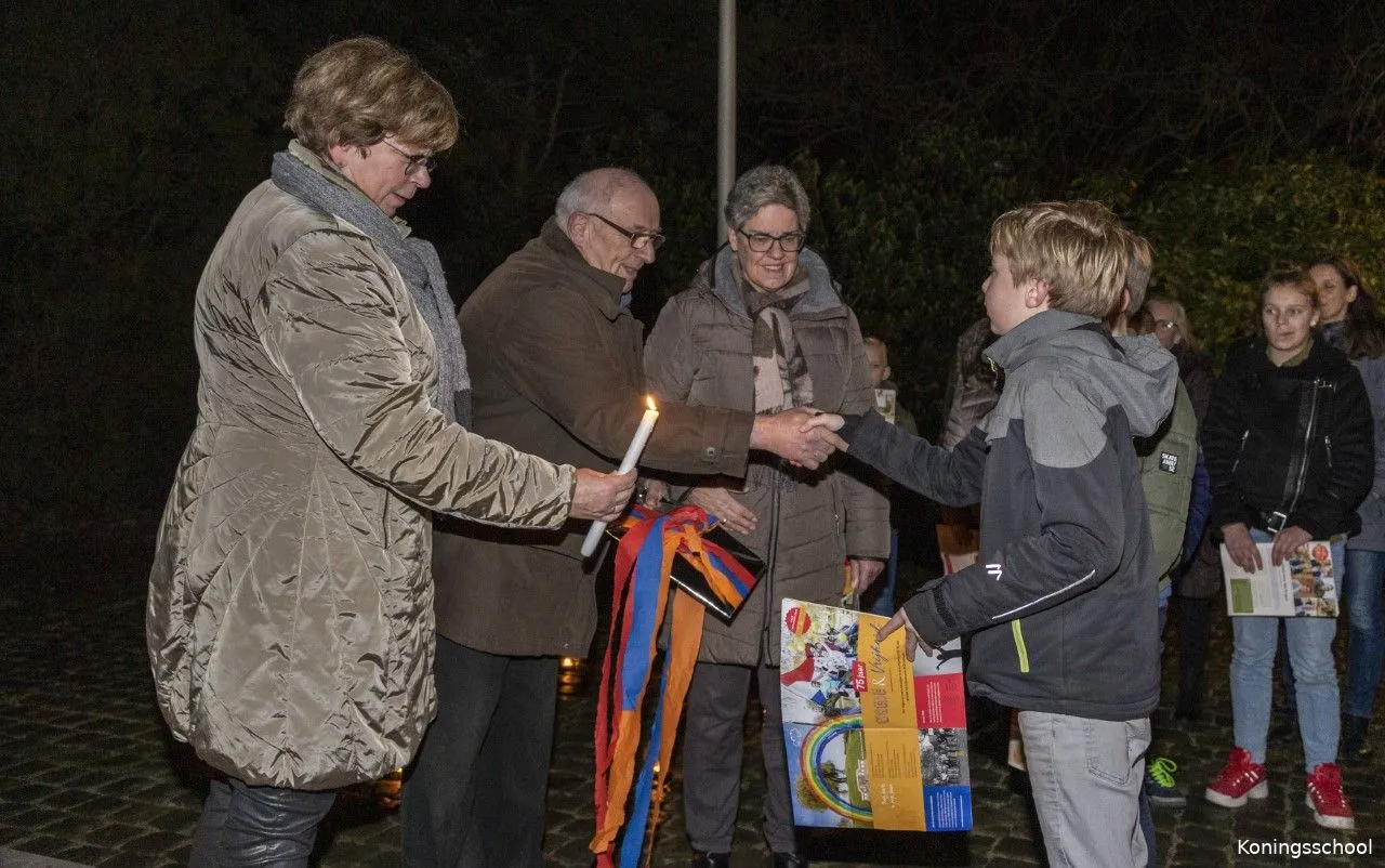 Leerlingen van de Koningsschool overhandigen magazine Vrede & Vrijheid ...