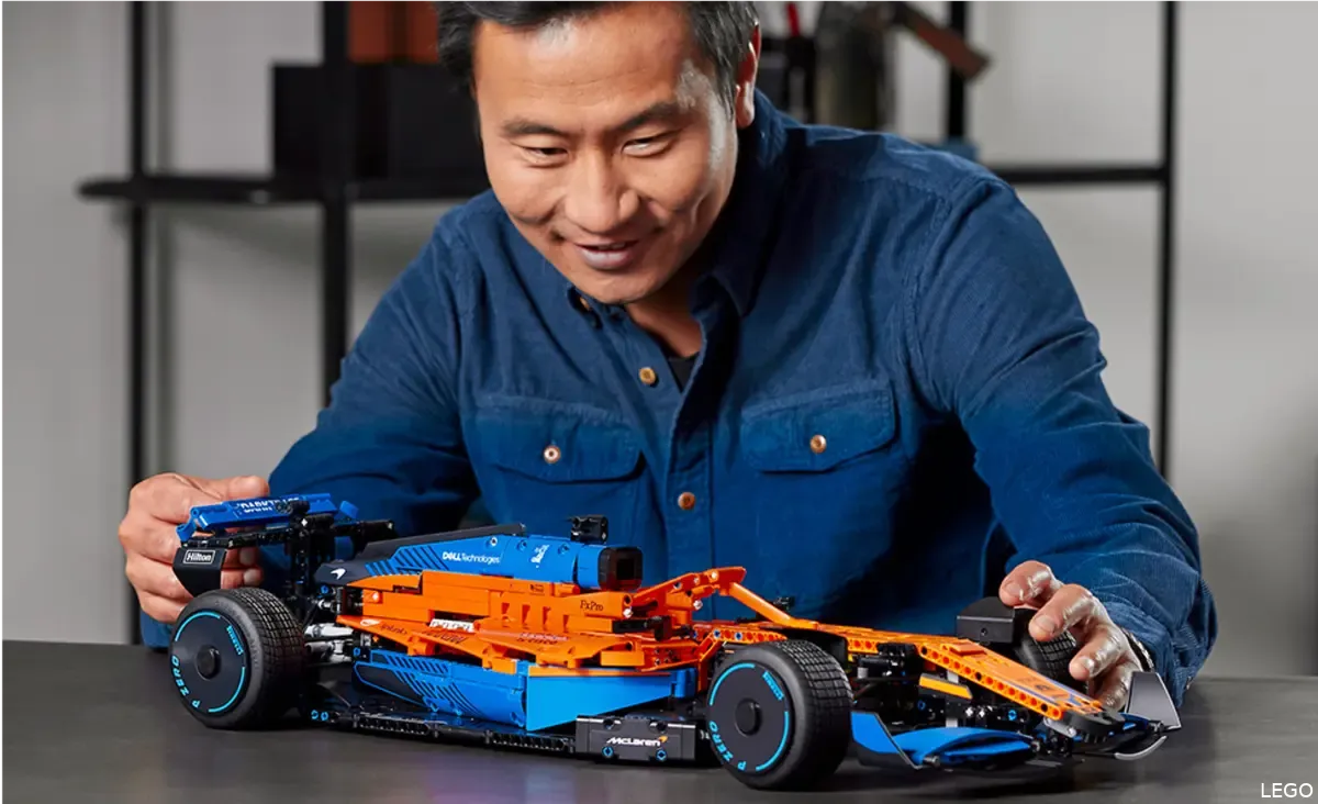 Nieuwe LEGO Technic F1 wagen onderweg en de kleur is Papaya