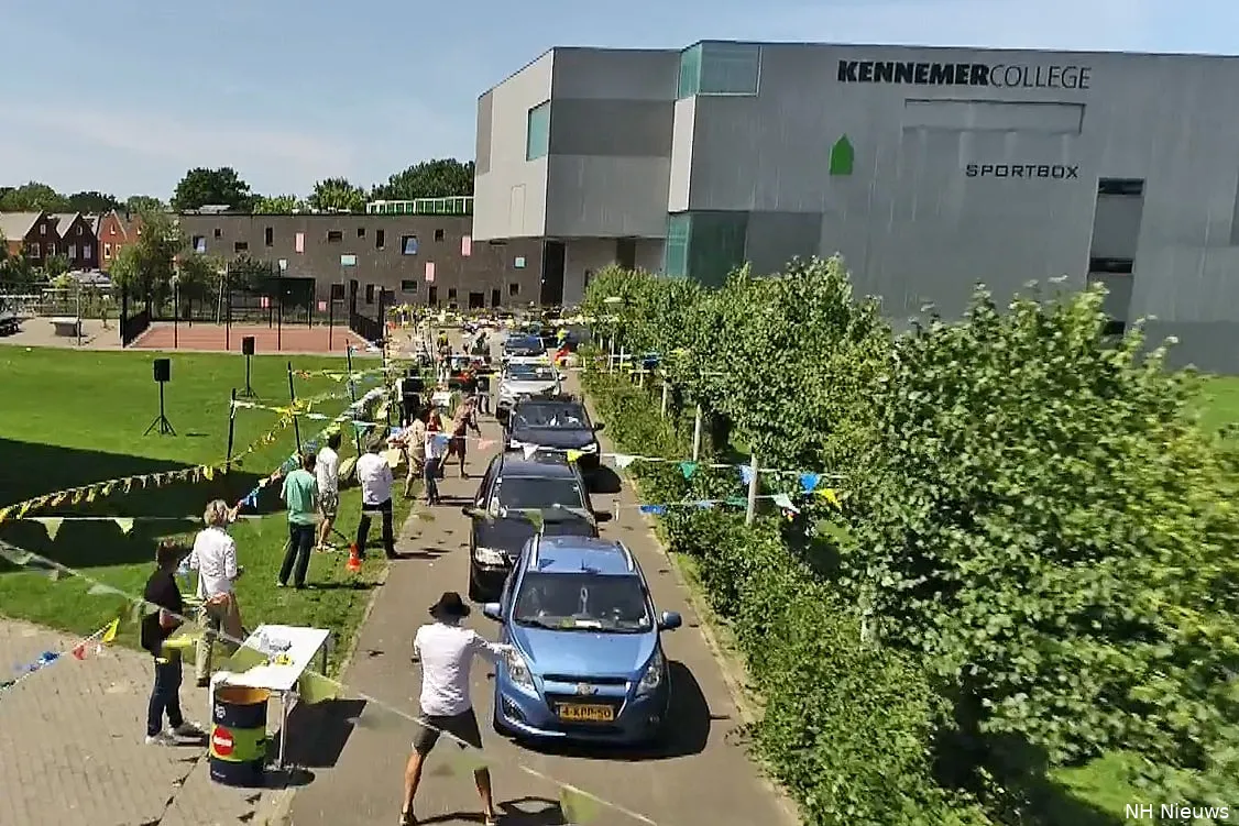 Drive-thru diploma- uitreiking Kennemer College met popcorn en ...