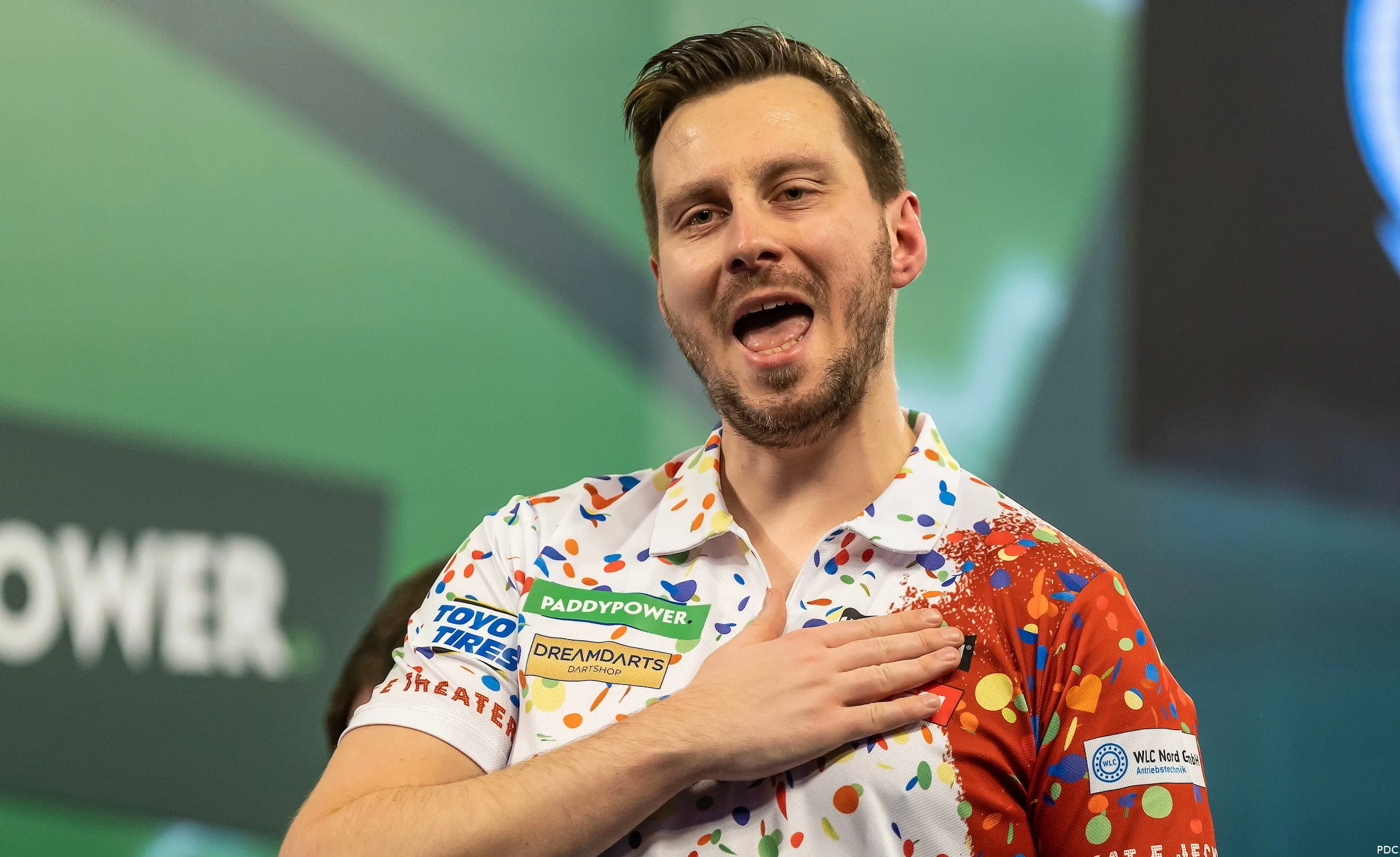 Florian Hempel besiegt Dimitri Van den Bergh erneut bei der Darts ...