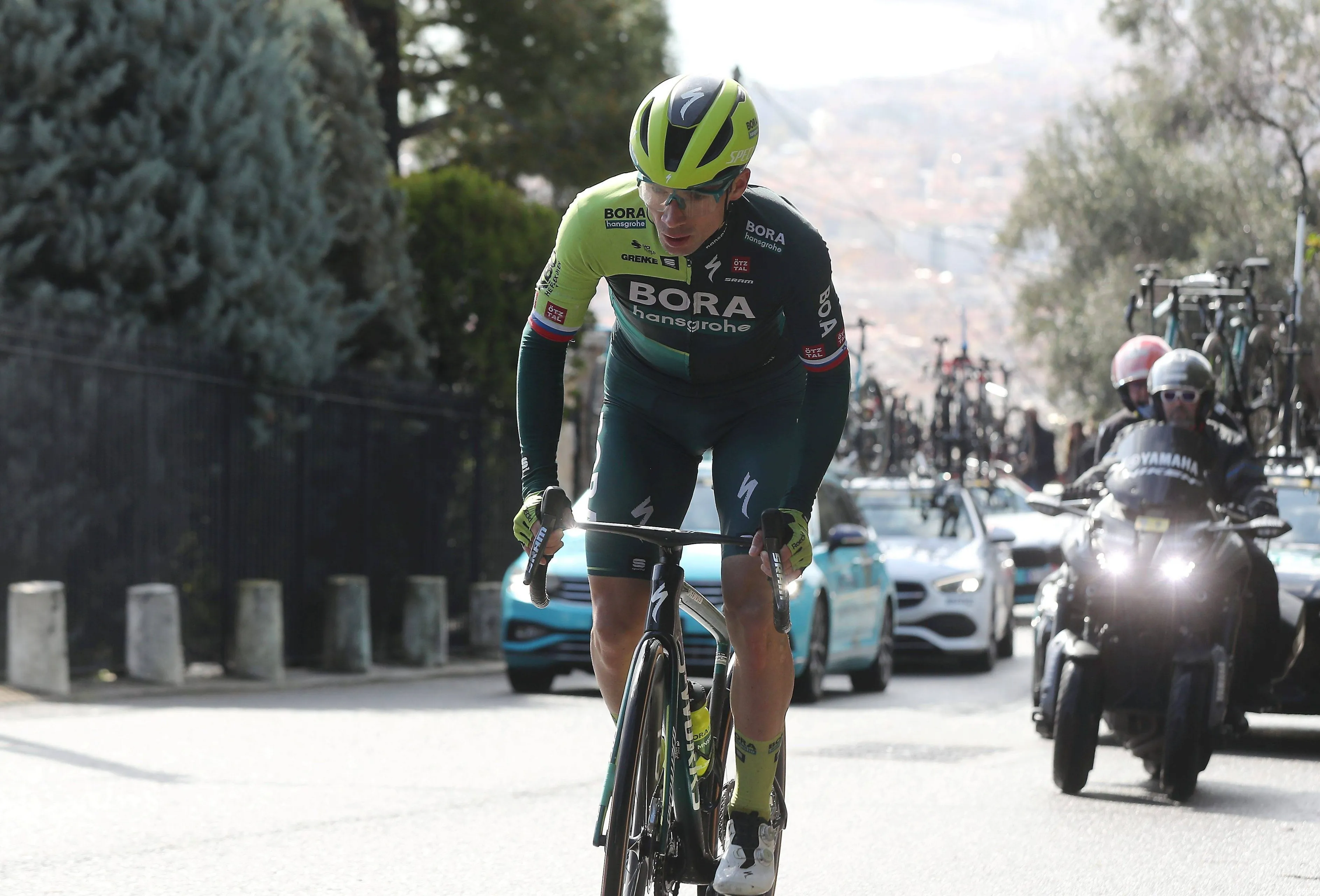 Lachende Primoz Roglic voor het eerst terug op de fiets na het drama ...