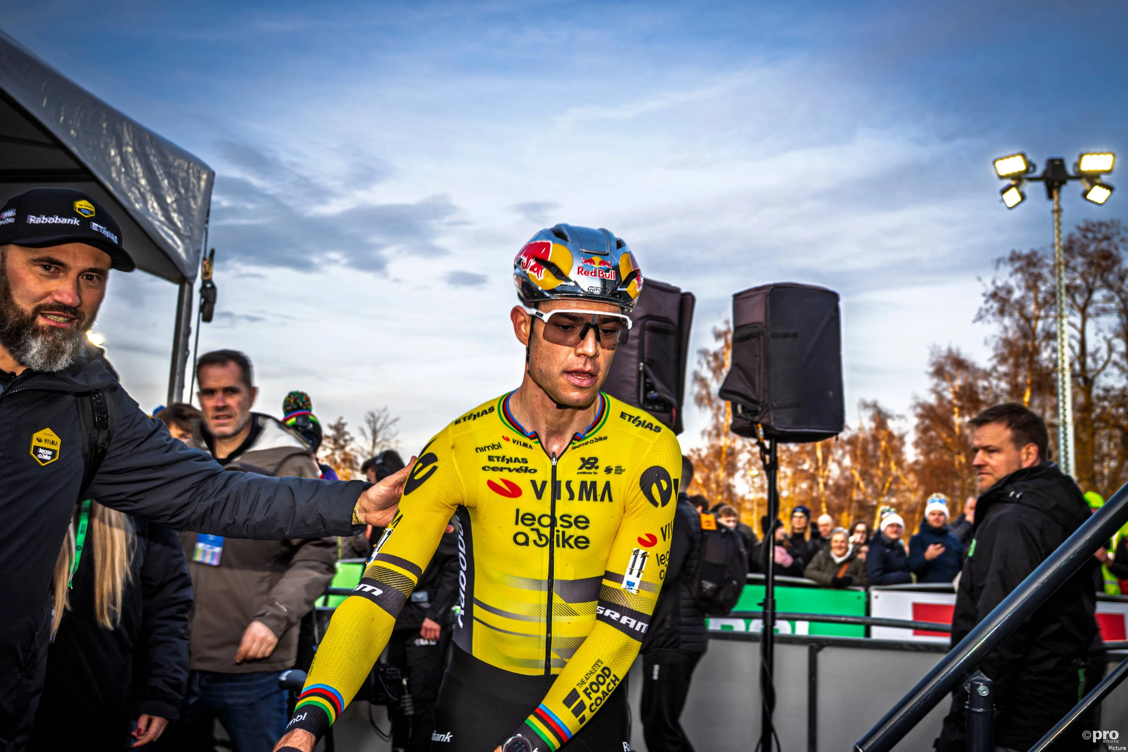 Wout van Aert sufre un accidente y abandona el Exact Cross Mol: ¿adiós ...