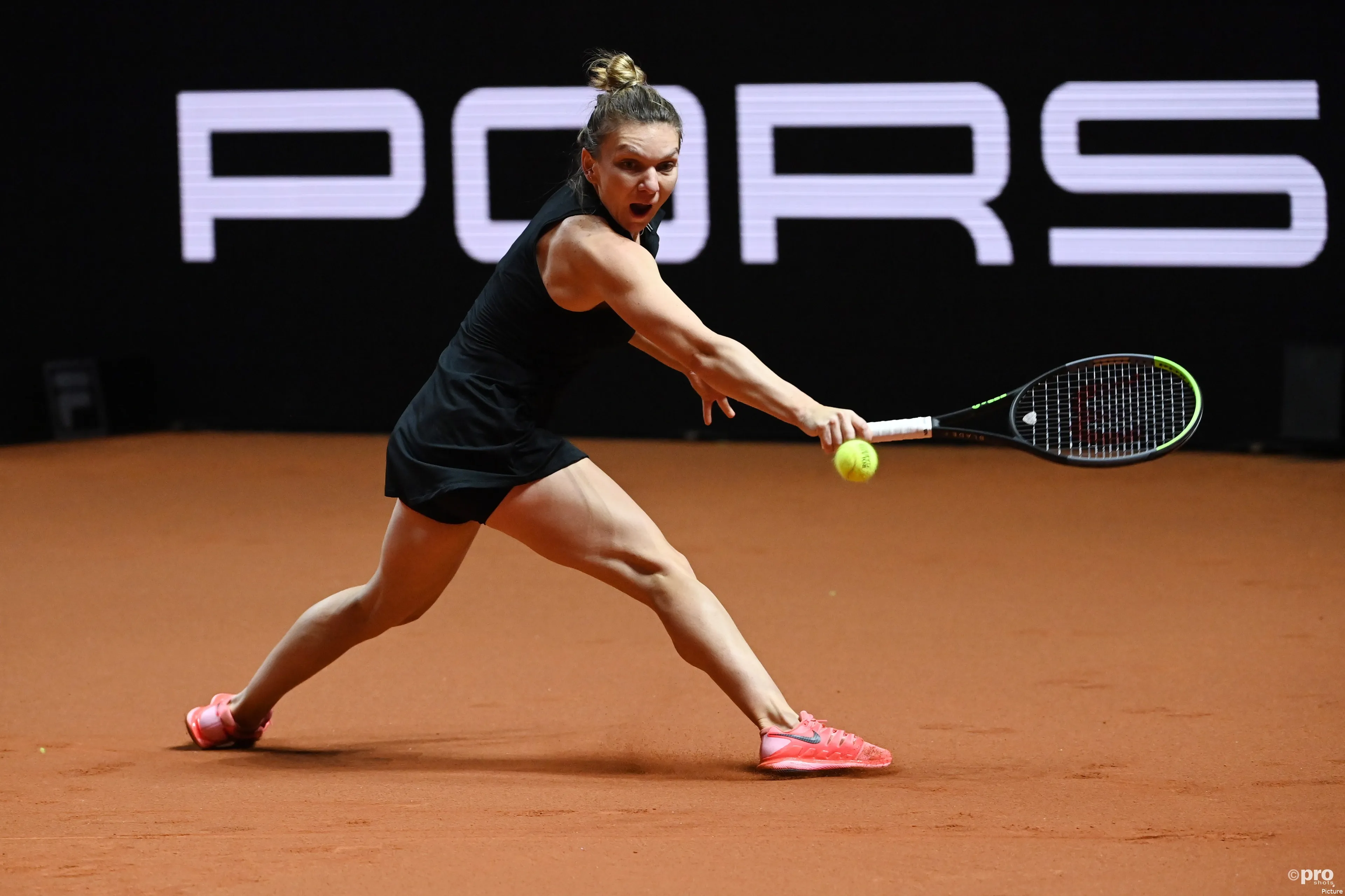 Halep easily to next round Madrid Open, Sakkari needs 3 sets