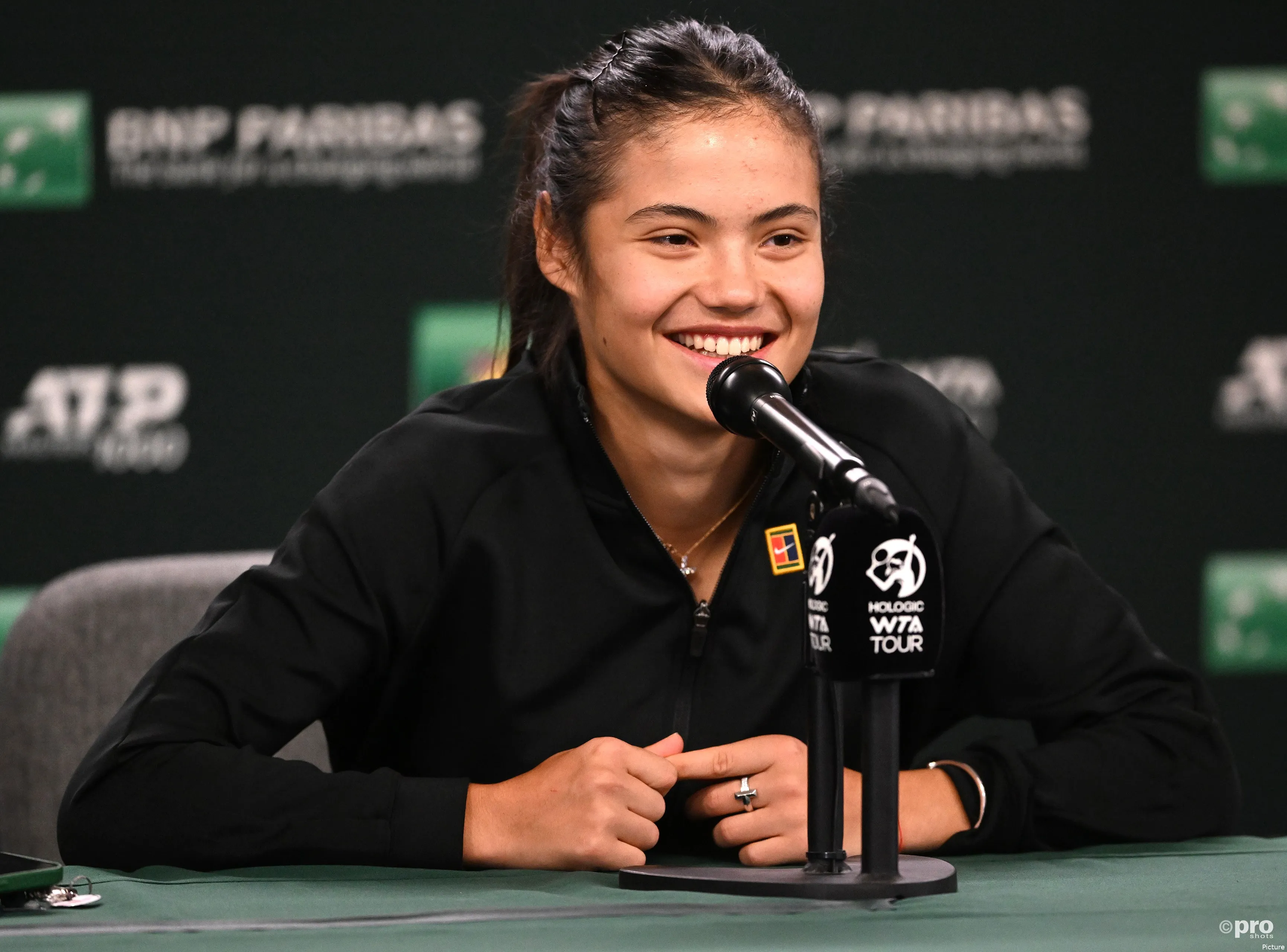 Emma Raducanu deslumbra en la Semana de la Moda de París