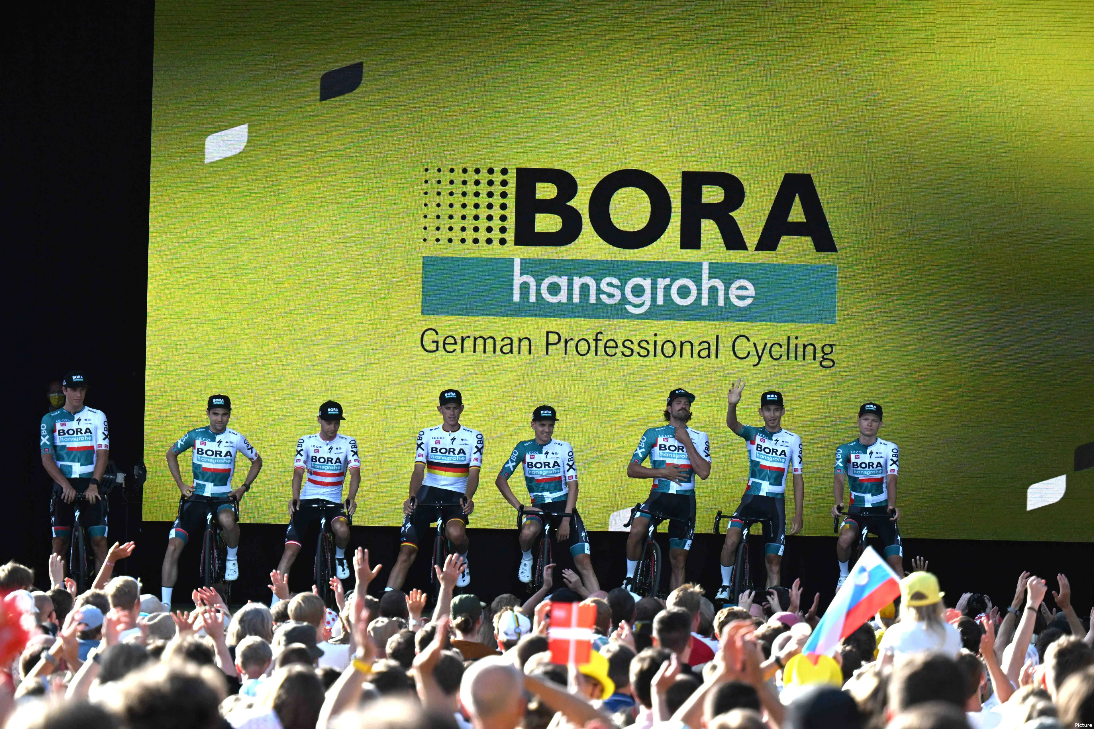 Sam Bennett leads BORA - hansgrohe at Vuelta a Espana at sprints ...