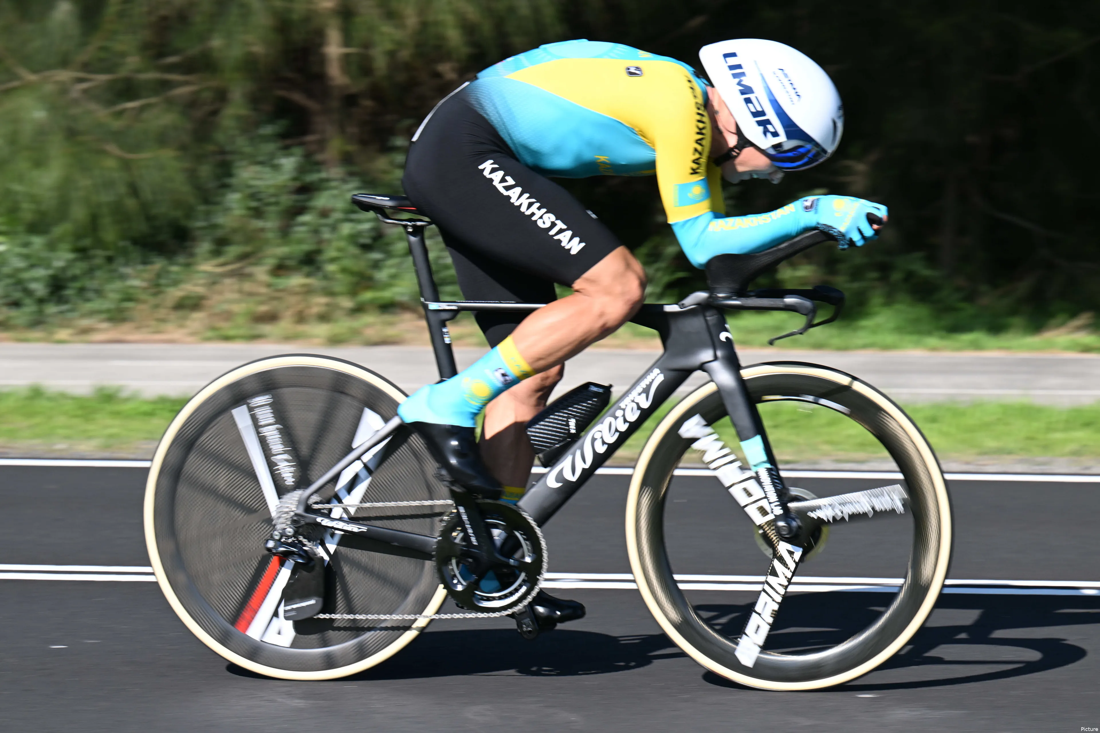 Alexey Lutsenko becomes Kazakh time-trial champion for the third time