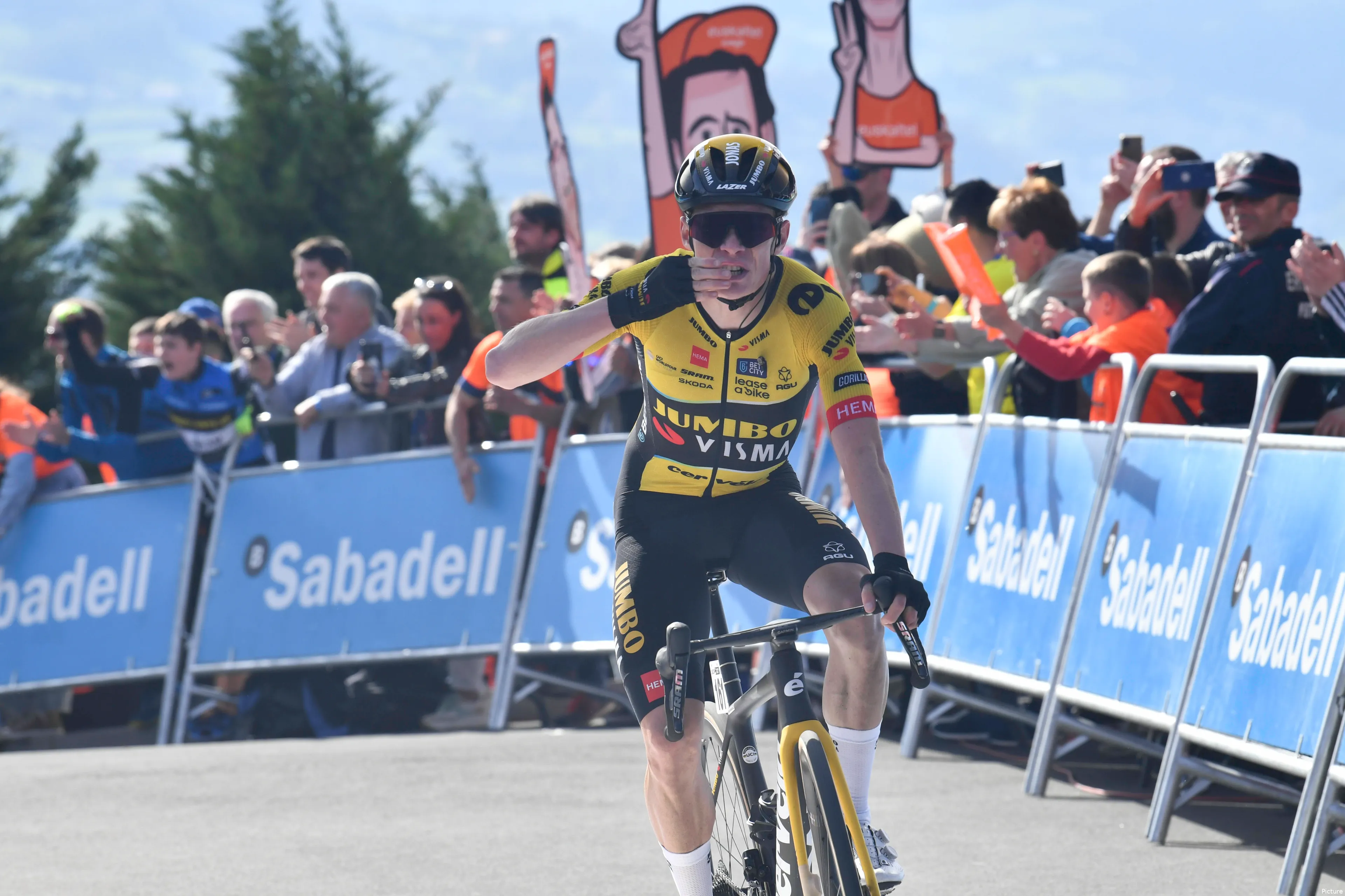 Jonas Vingegaard outsprints Mikel Landa for victory on Stage 4 of ...