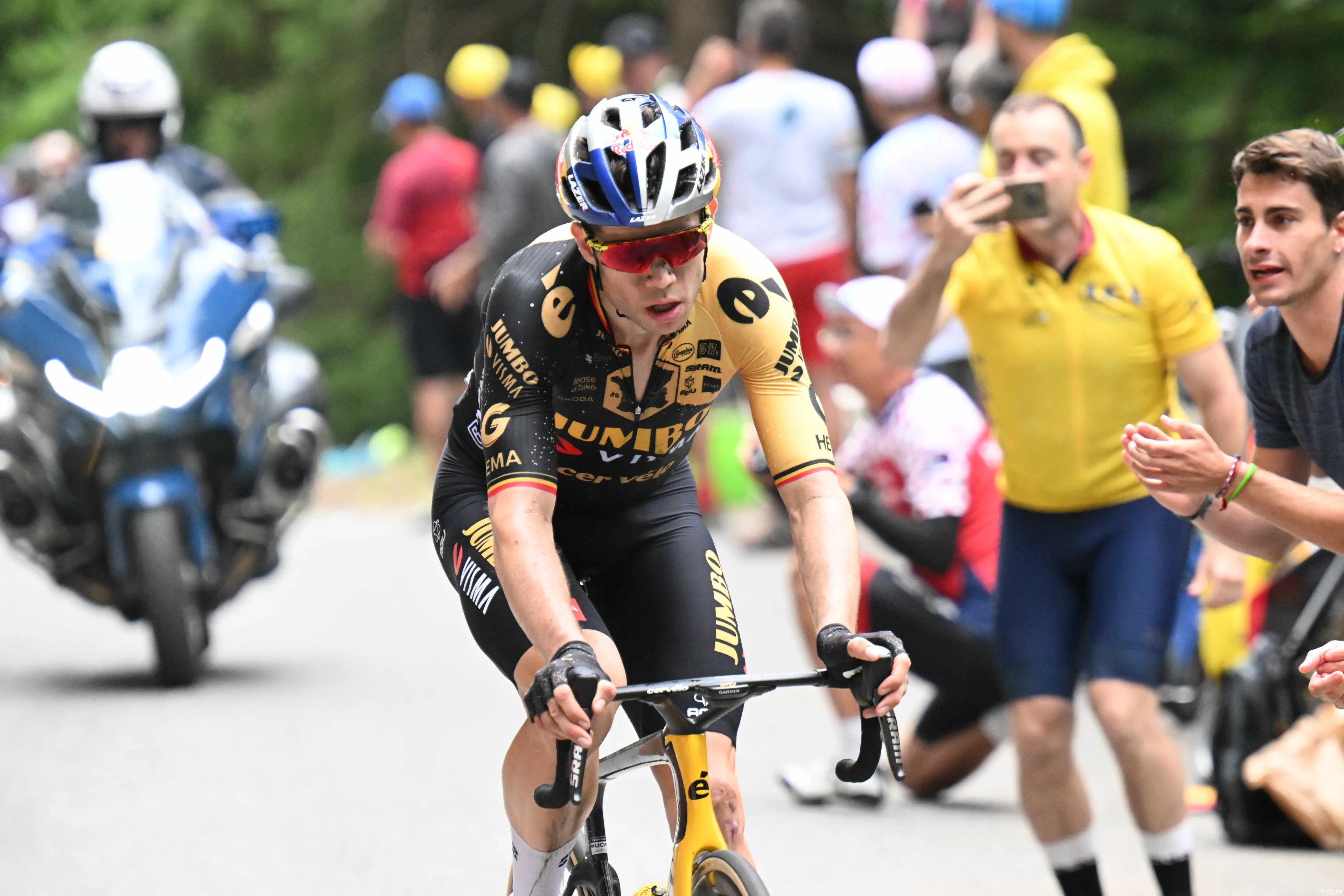 Pello Bilbao inspired by Wout van Aert's diversity: "He wins sprints ...