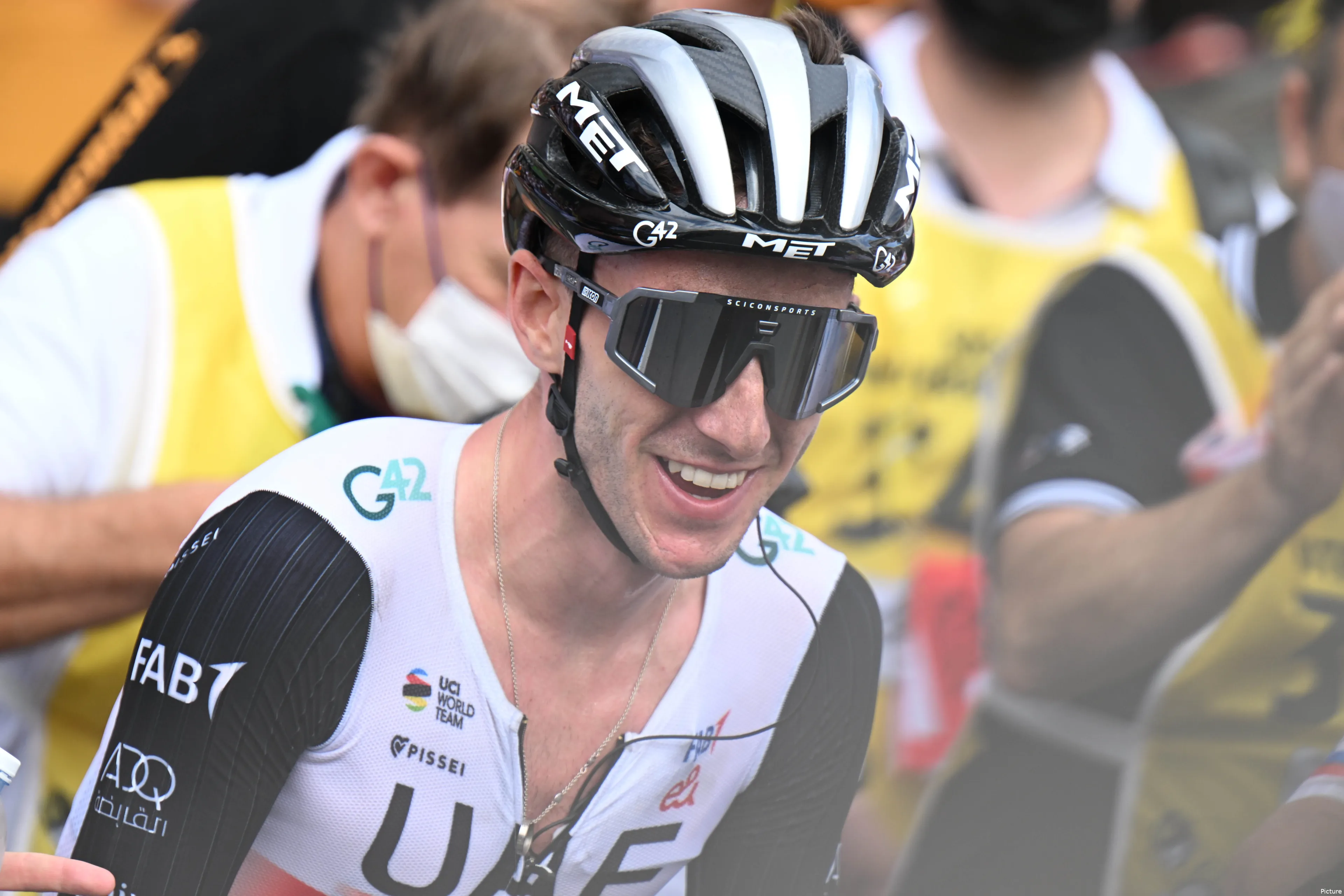 Gehirnerschütterung bei Adam Yates nach Sturz bei der UAE Tour 2024 ...