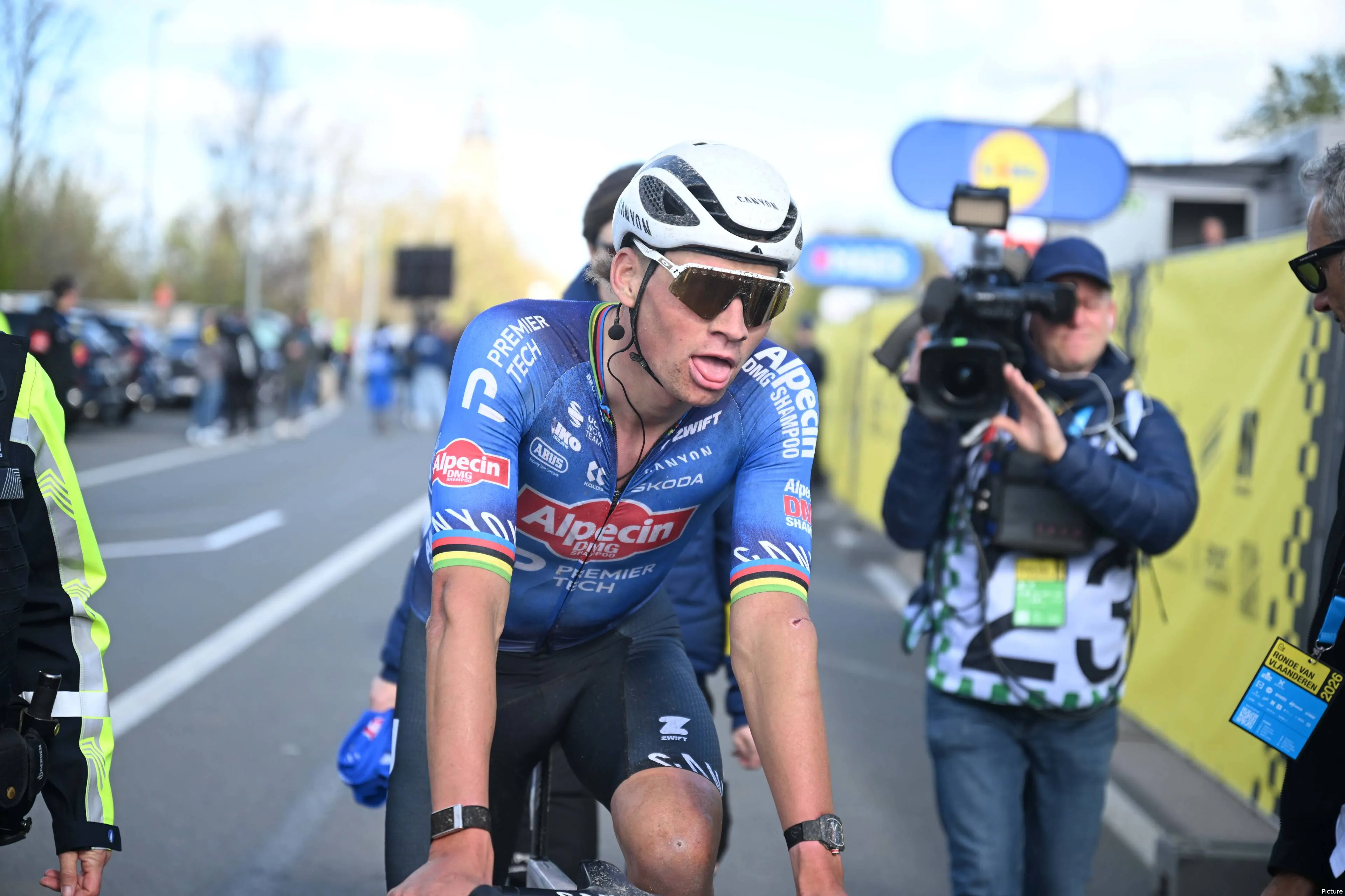 “Heb je iets tegen kramp?” — Alpecin-teambaas onthult Mathieu van der ...