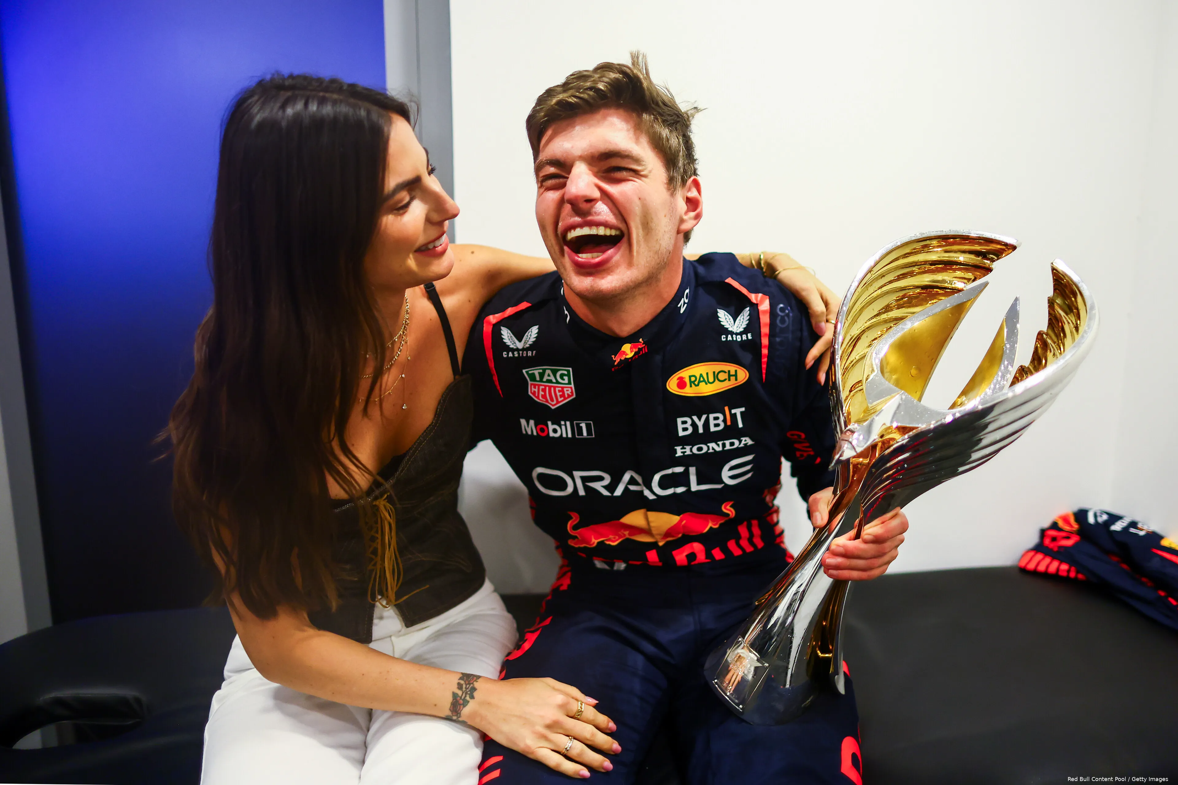 Max Verstappen en Kelly Piquet vieren speciaal jubileum