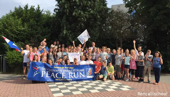 Vredesvlam op de Roncallischool in Velp