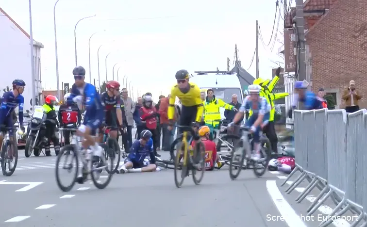 A crash in full sprint occurred right in front of Philipsen: "Bike got ...
