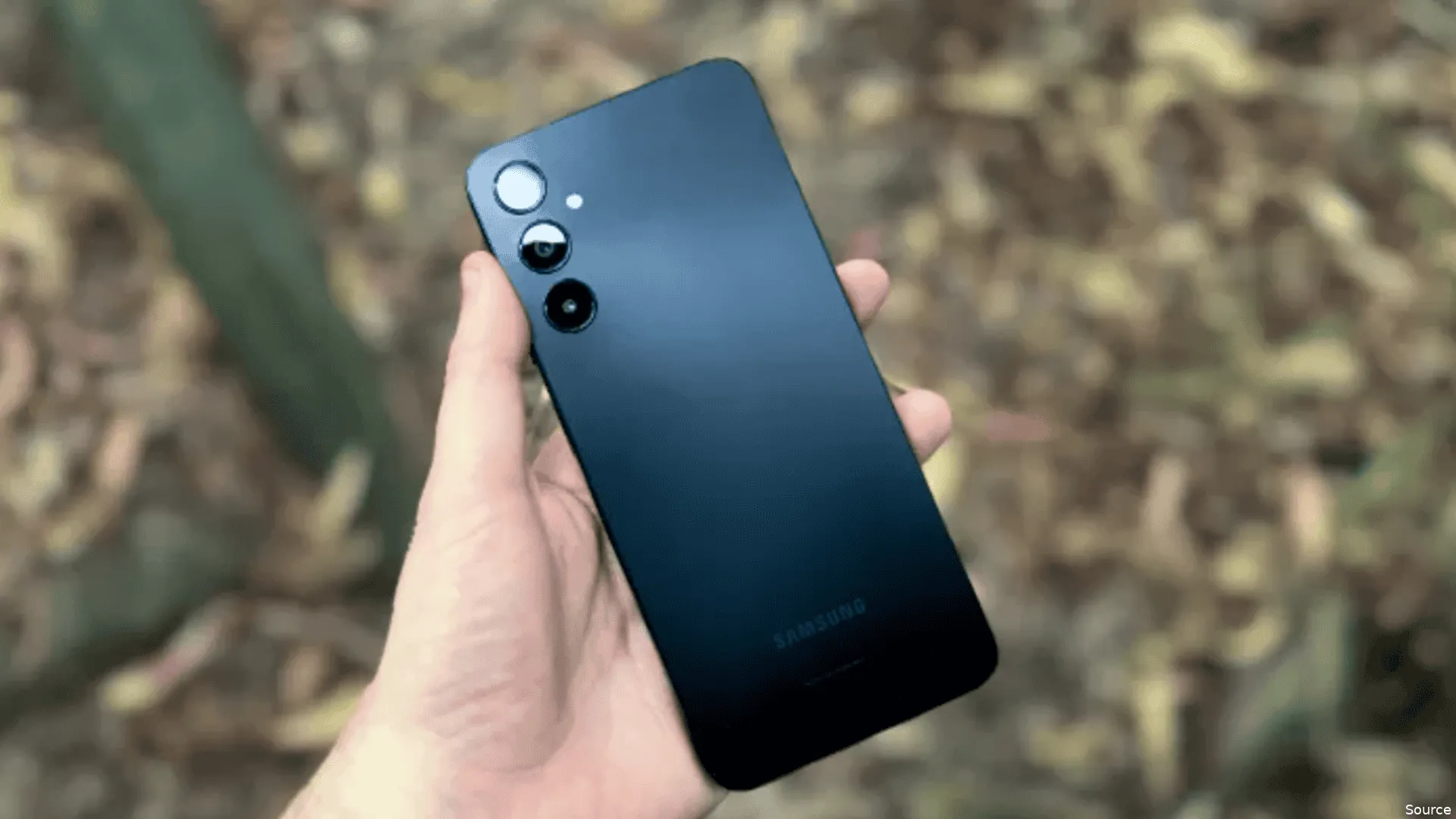 A two-year-old entry-level Samsung phone is now getting the One UI 7 ...