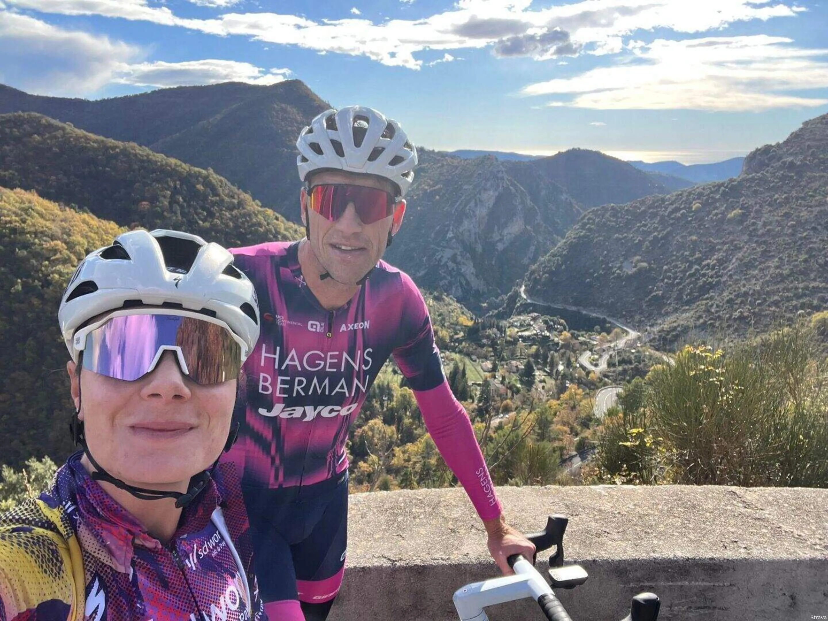 Lotte Kopecky en Axel Merckx delen foto's van trouwerij