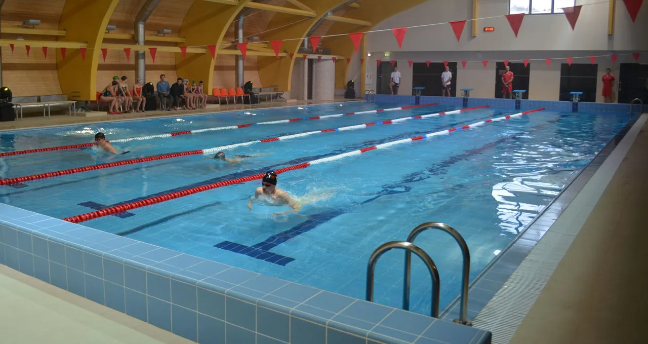 Atidarytas alytiškių bendrovės pastatytas Varėnos sporto centras ir ...