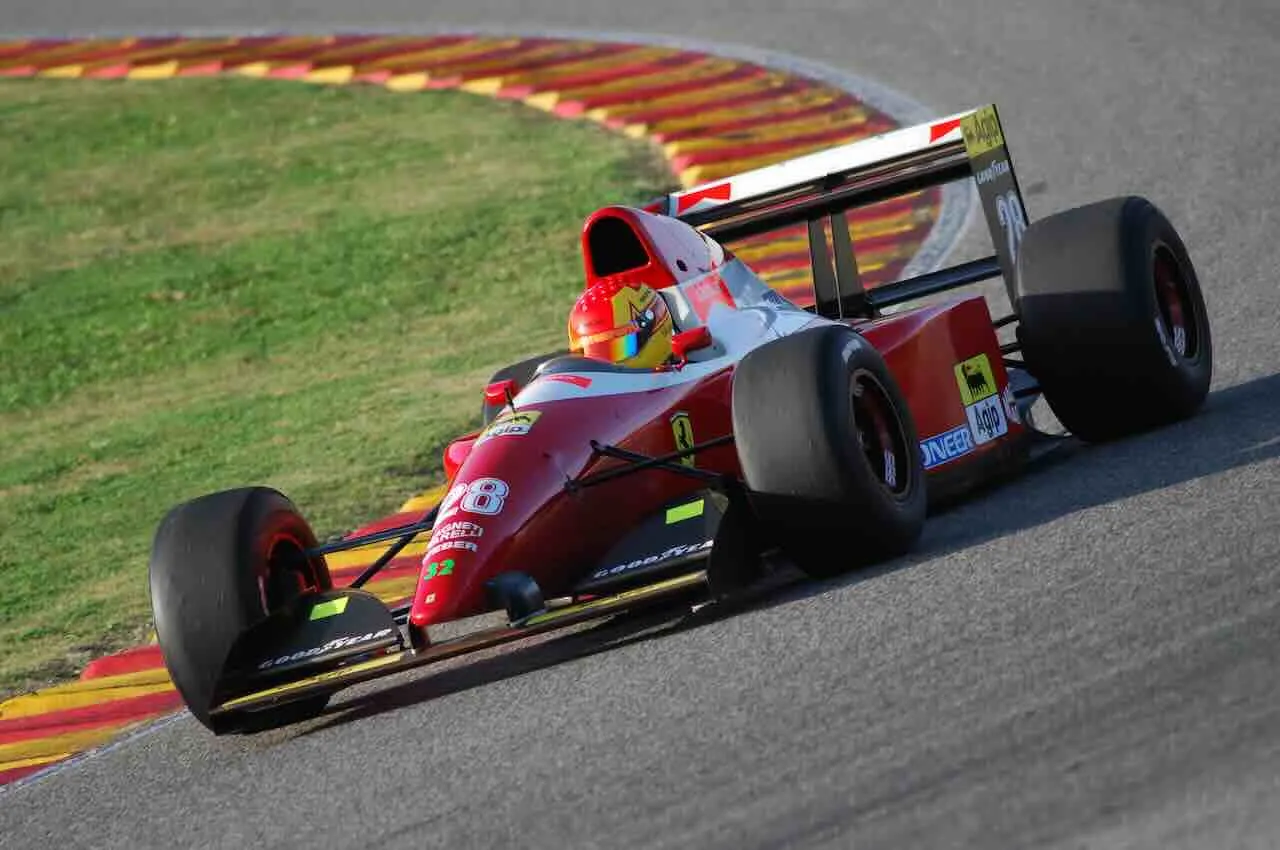 Jean Alesi veilt een van zijn iconische F1-auto's