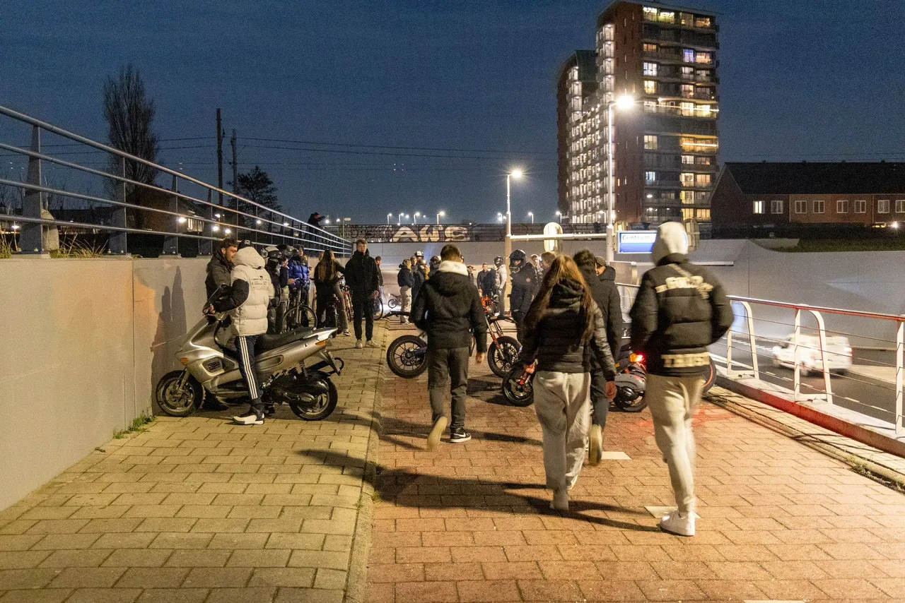 Jongeren komen bijeen om slachtoffer verkeersongeval in tunnel Beverwijk te herdenken