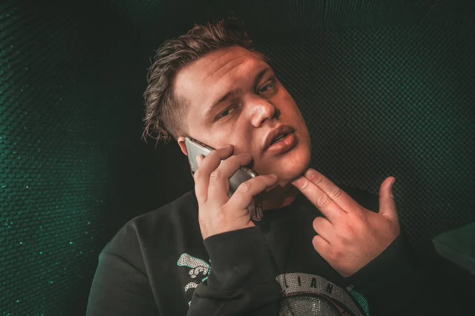 Esko previewt Hooptie Money video met JoeyAK, MocroManiac & Cho