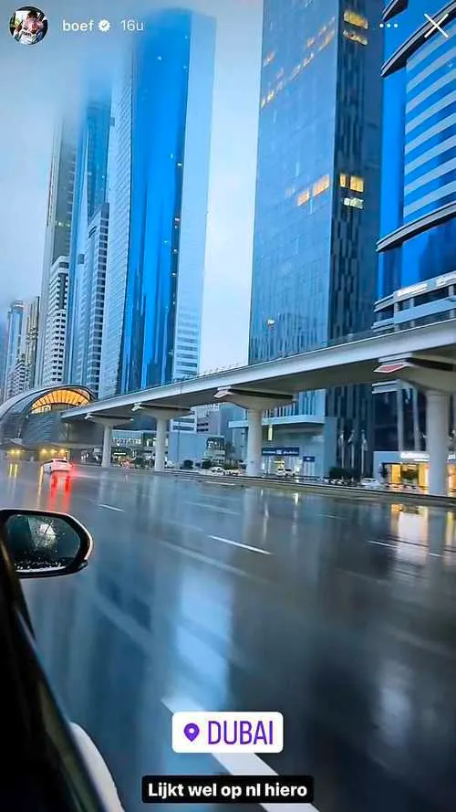 Boef ontvlucht Dubai terwijl de peperdure auto's door de straten ...