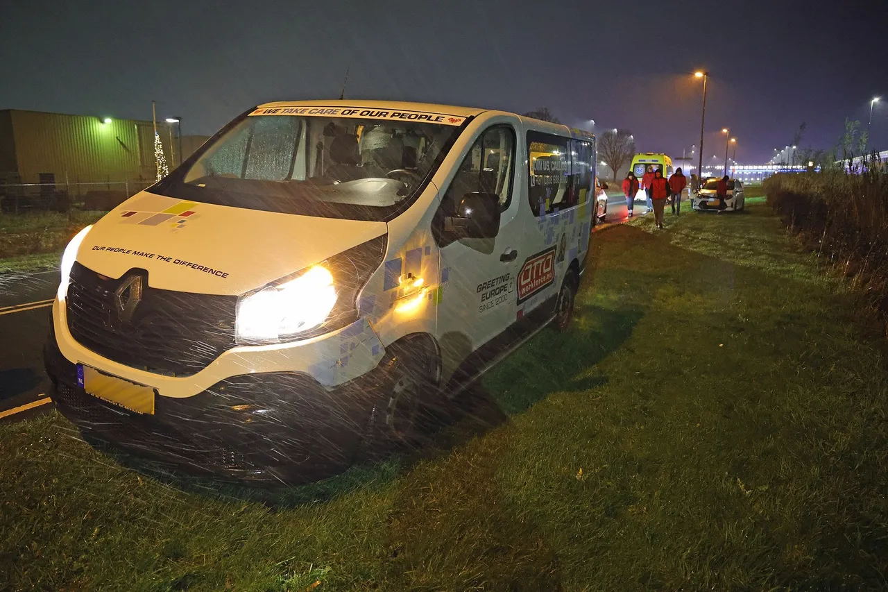 Vrouw onwel na aanrijding op kruispunt Kloosterheulweg in Waalwijk