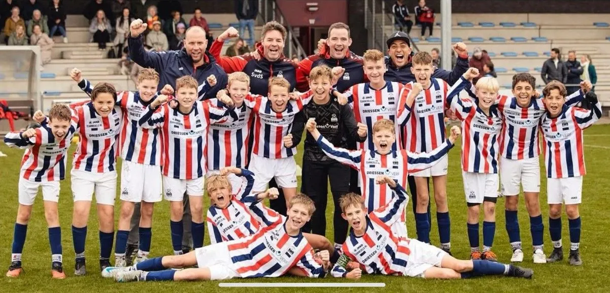 Dubbel feest bij R.W.B.: JO13-1 en JO15-1 kampioen!