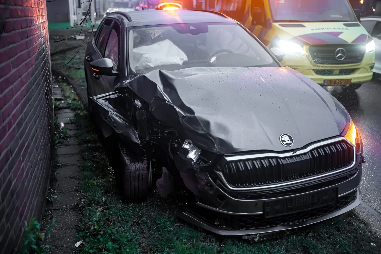 Automobilist rijdt lantaarnpaal uit de grond en botst tegen geluidsmuur ...