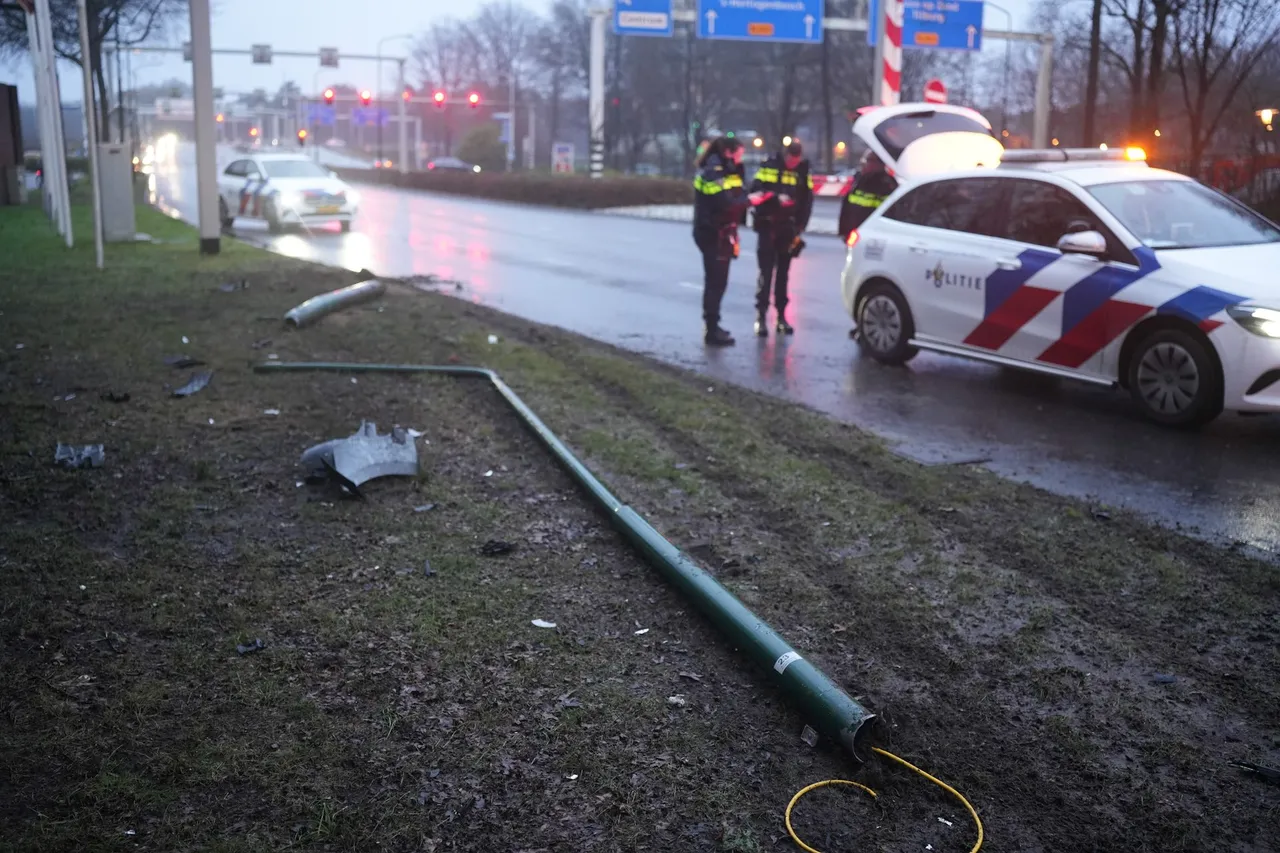 Automobilist rijdt lantaarnpaal uit de grond en botst tegen geluidsmuur ...