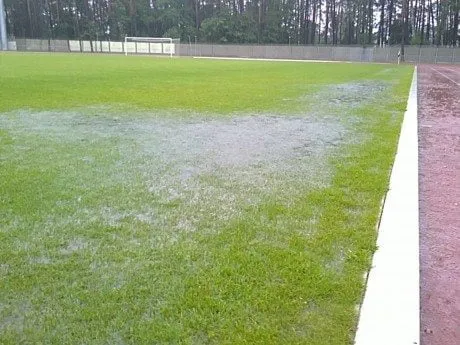Per vieną dieną – beveik mėnesio lietaus norma: atšauktos futbolo ...