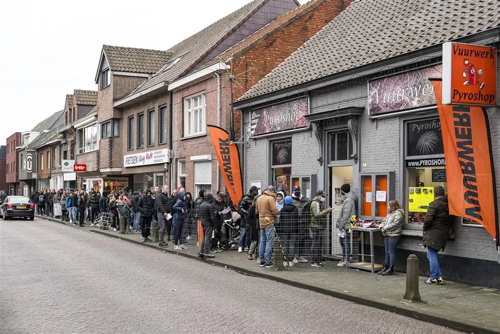 Drukte bij vuurwerk verkooppunten Baarle-Nassau