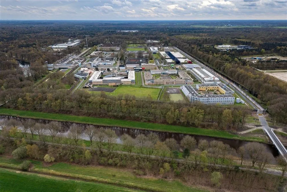 Politie groots uitgerukt rondom PI Vught wegens verdachte drones