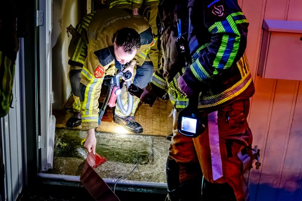 [VIDEO] Brandweer schiet te hulp bij waterballet in woning Oosterhout
