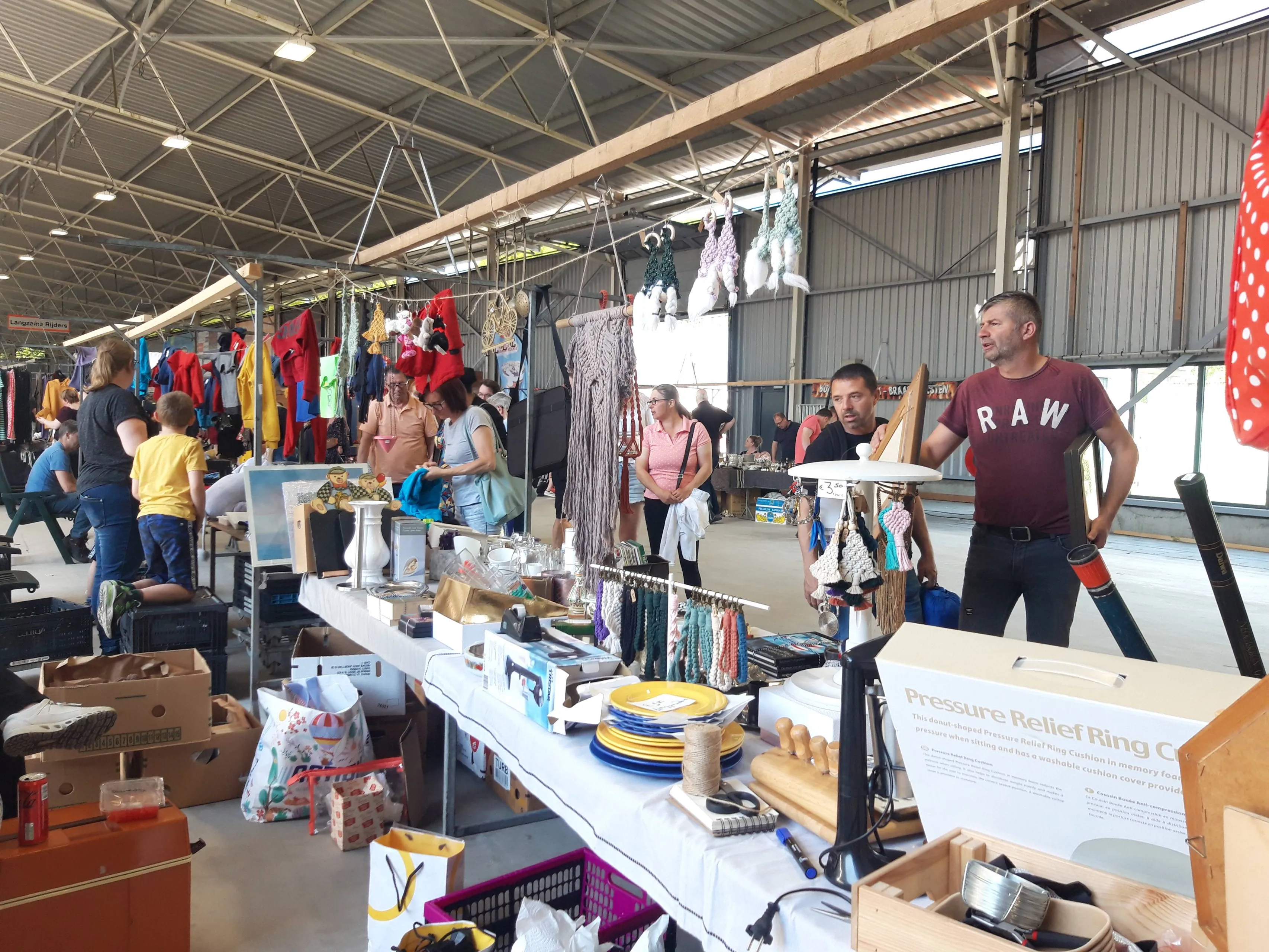 Vlooienmarkt op de 400 meter Kunstijsbaan in Breda