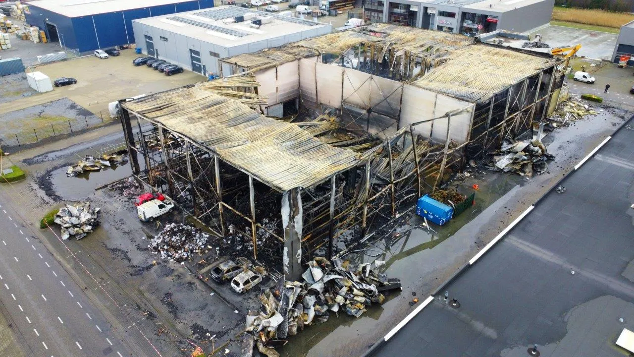 Ron zag zijn bedrijfspand tot aan de grond afbranden, maar hij gaat door