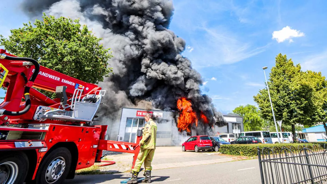 Grote uitslaande brand in bedrijfsverzamelgebouw