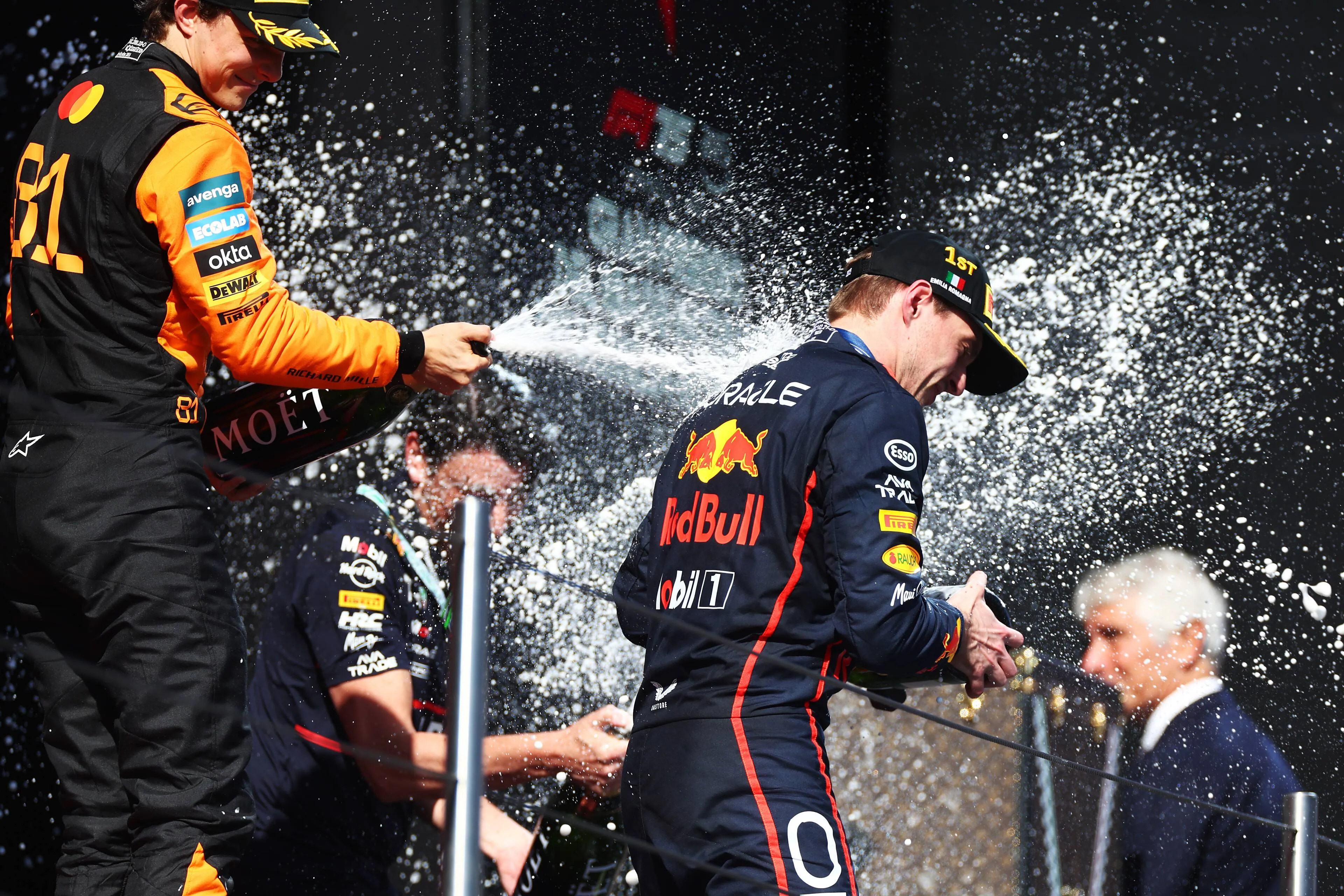 WK-stand na Imola: Verstappen klopt weer op de deur