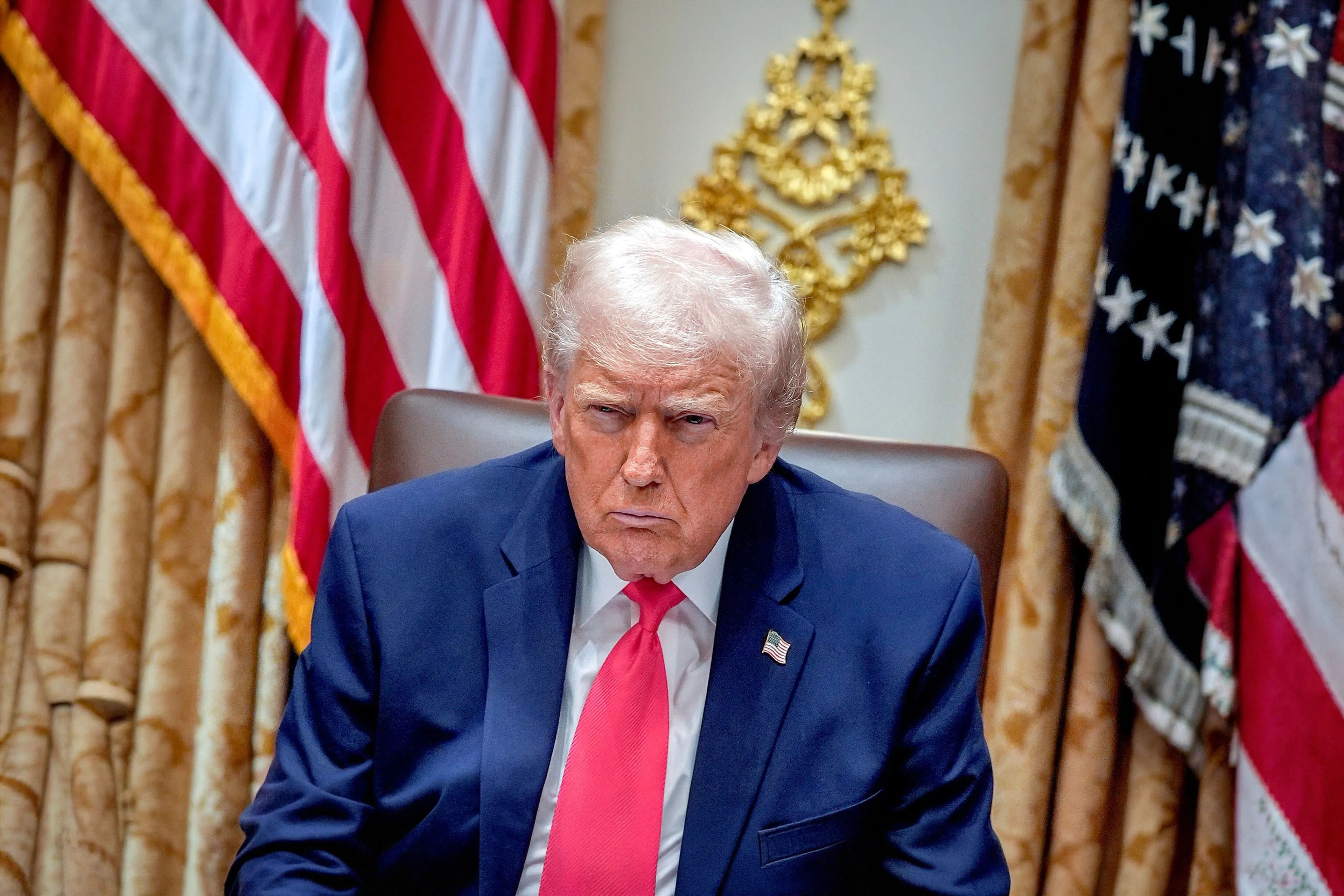 Donald Trump maakt bizar gebaar en vloekt tijdens bezoek aan Red Bull