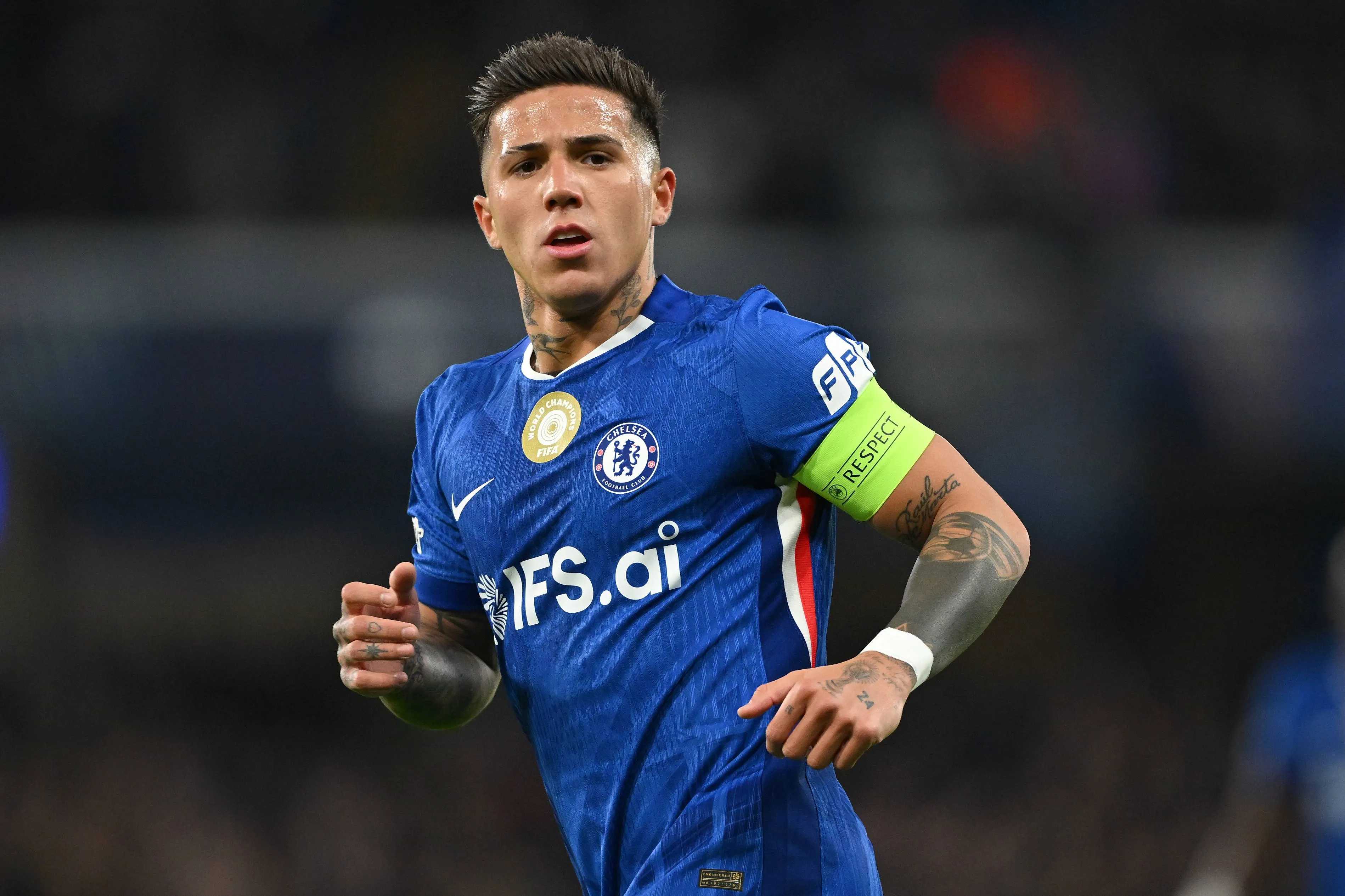 Chelsea boss Rosenior drops Enzo Fernandez for two games after “crossed ...
