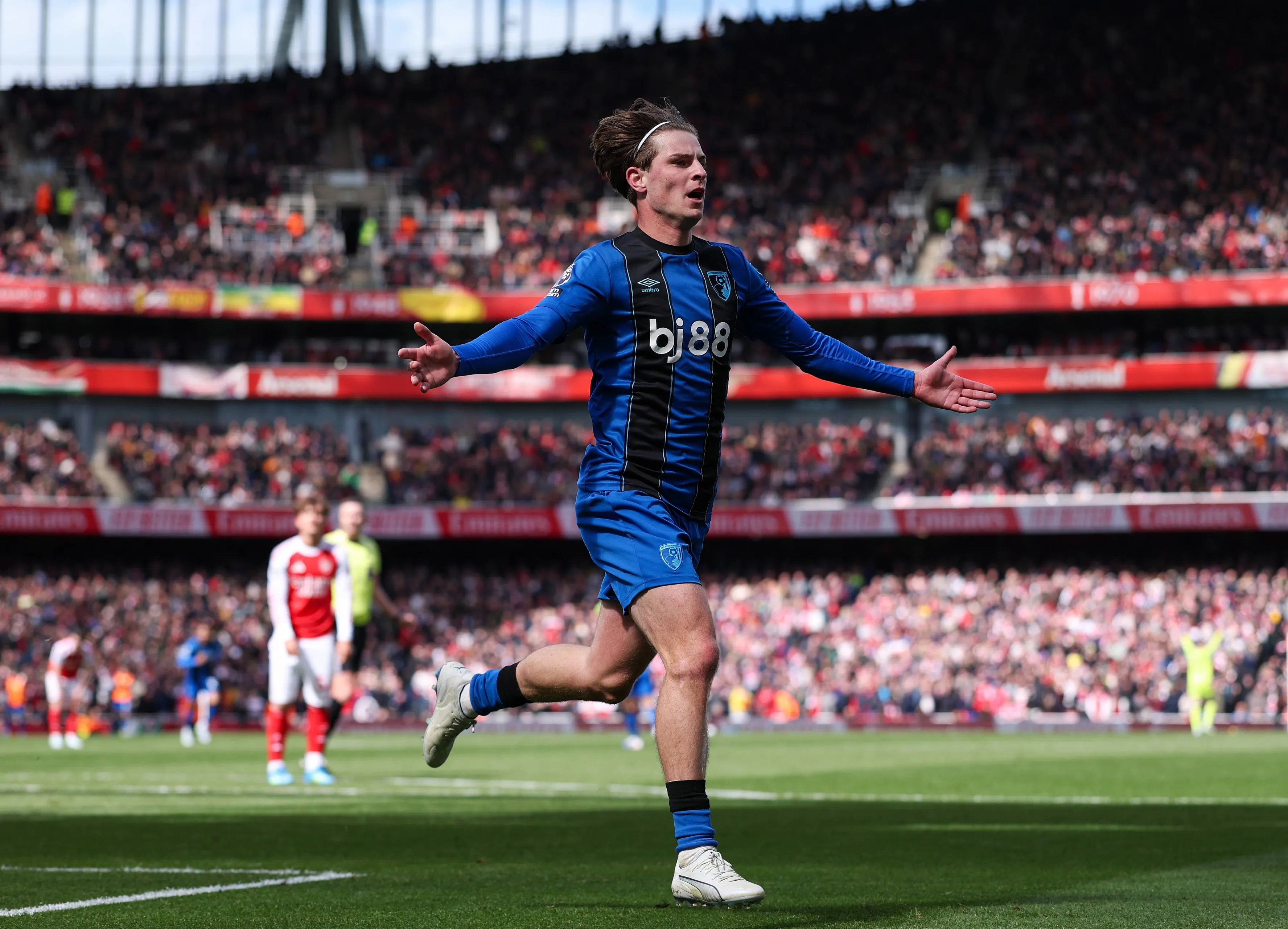 Bournemouth offer release clause in bid to keep Alex Scott, amid ...