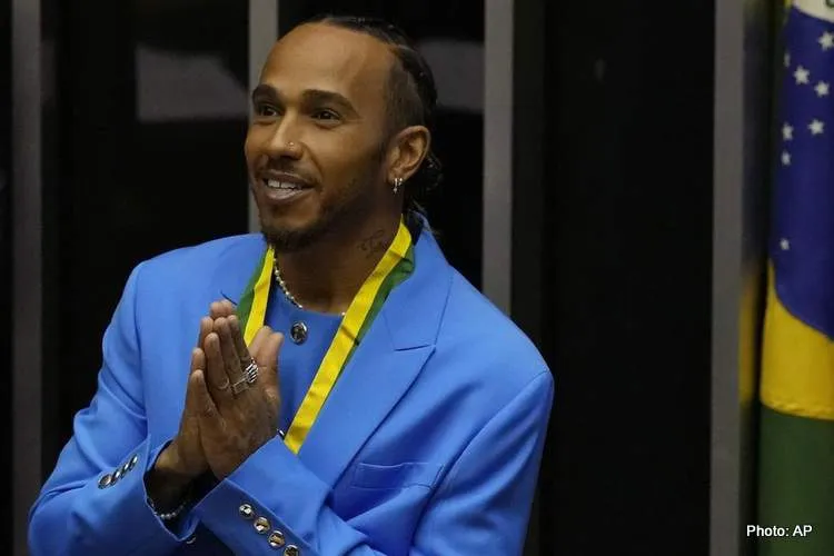 GRANDPRIX247 | Hamilton receives honorary Brazilian Citizenship