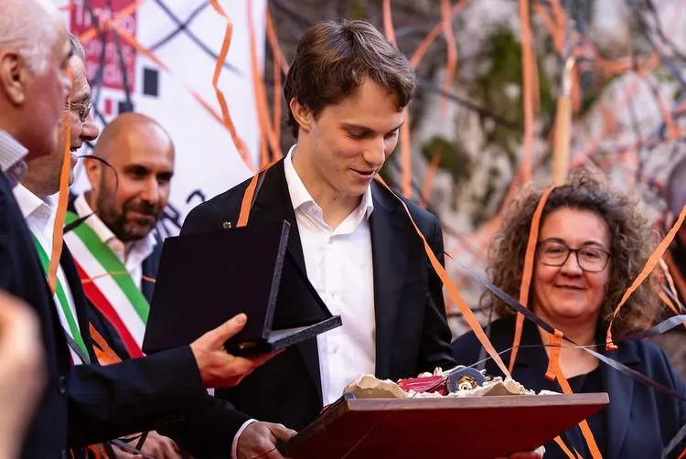GRANDPRIX247 | Piastri receives Lorenzo Bandini Trophy on 'home' soil