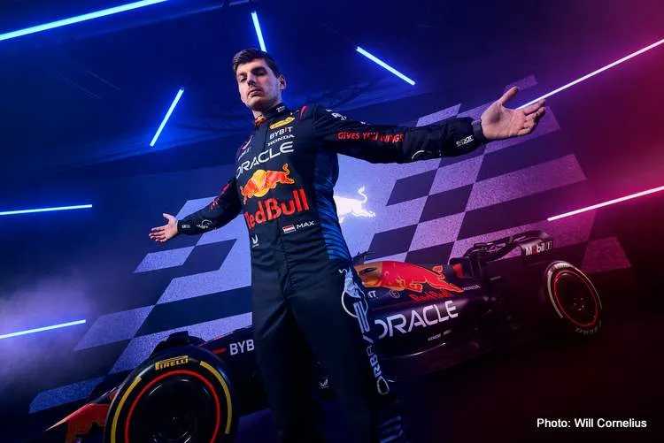 GRANDPRIX247 | Verstappen: Hamilton's last year with Mercedes... awkward
