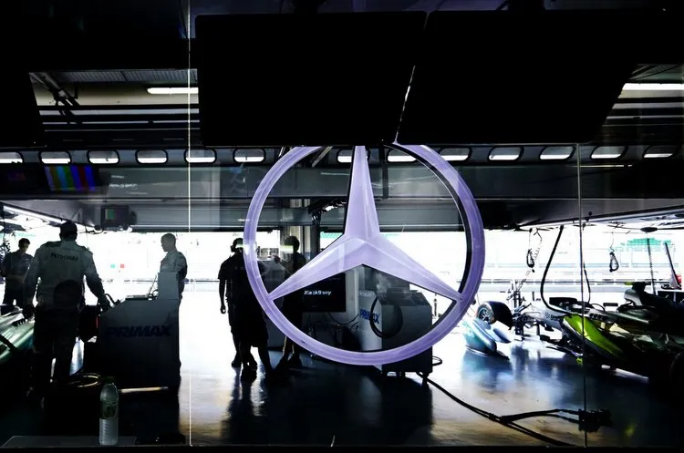 GRANDPRIX247 | Mercedes report Hamilton "sabotage" email attack to police