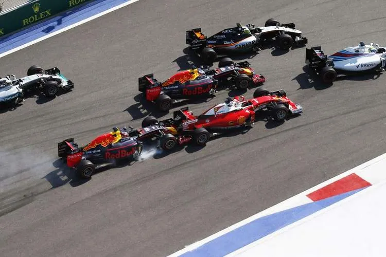 GRANDPRIX247 | F1 drivers to discuss race start crashes says Alonso