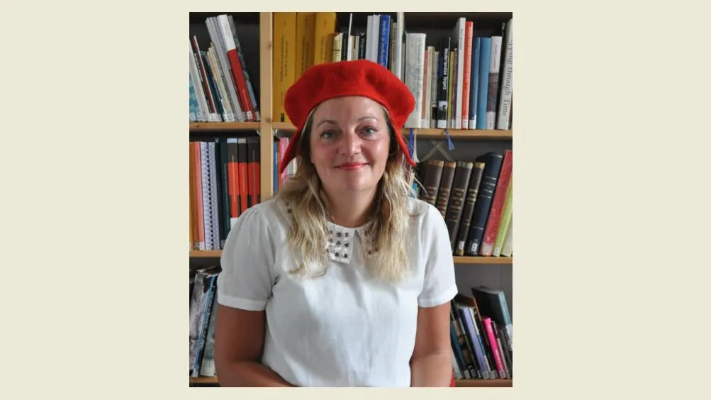 Tweede Kamerlid Sandra Beckerman draagt rode geleerdenbaret op Prinsjesdag